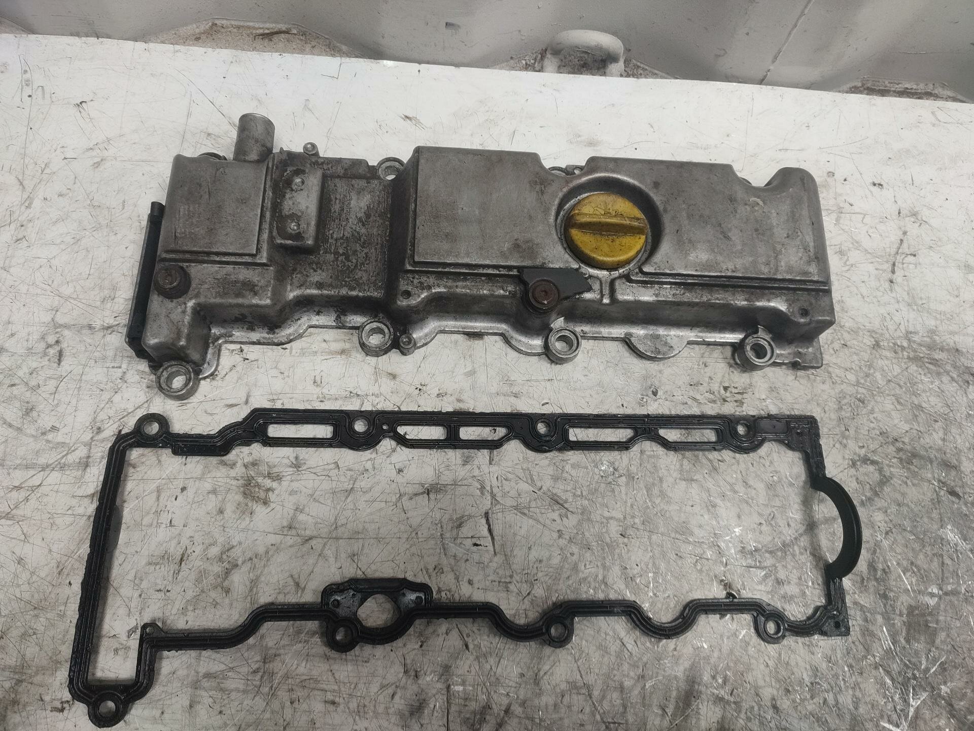 Клапанная крышка Opel 2003