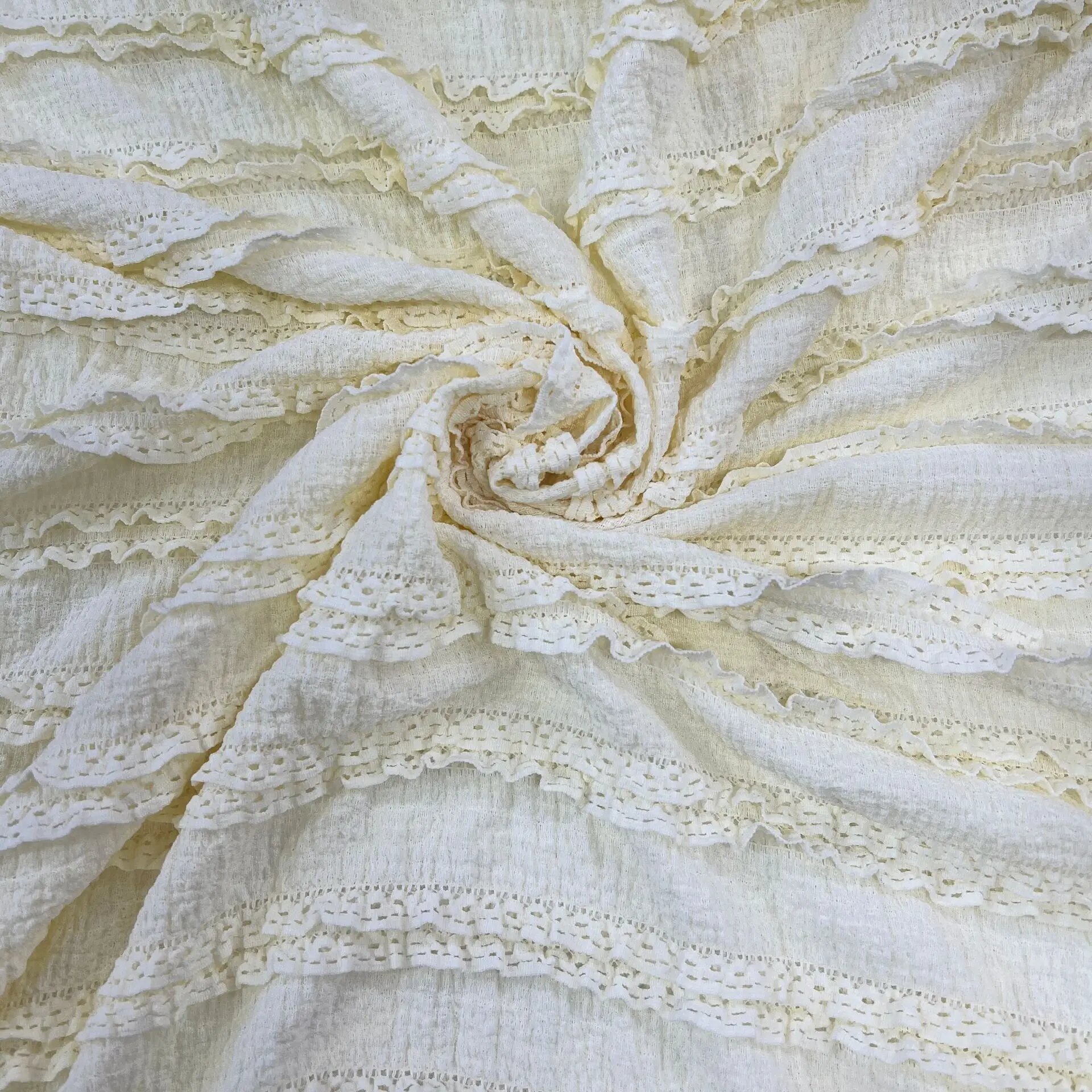 Эластичная 3D-ткань с волнистыми полосками и кружевной отделкой для пошива детской одежды Apricot