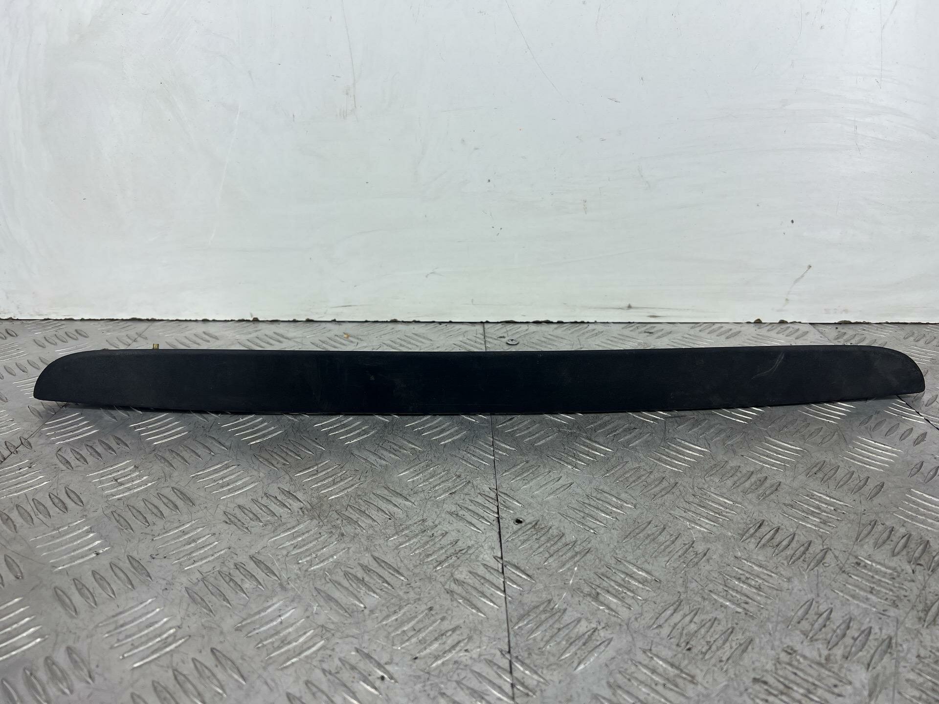 Накладка подсветки номера Kia Rio (1999 - 2002) OK3451270