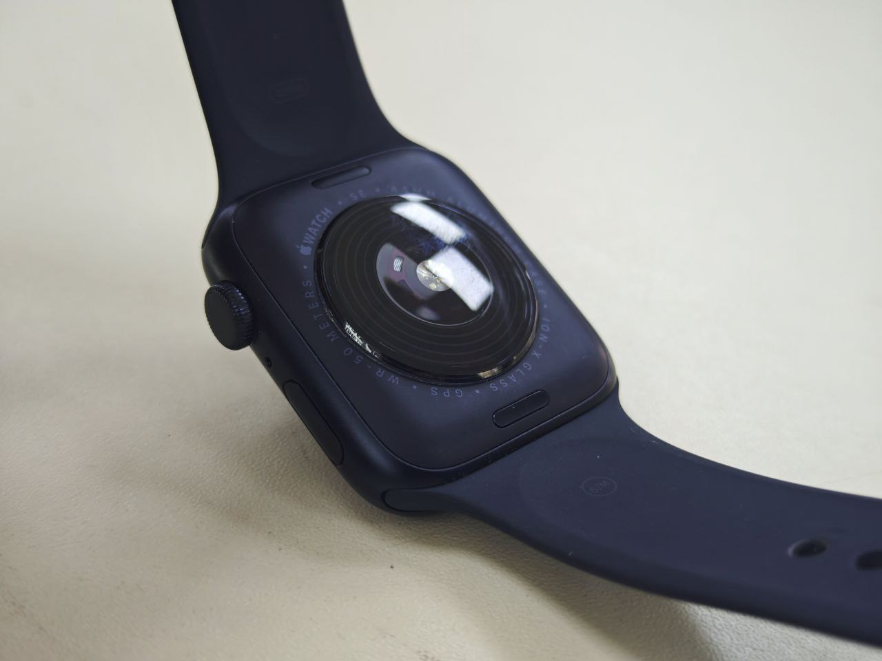 Смарт-часы Apple Watch SE 2022 44mm Silver Aluminum Case with White Sport Band, размер M/L, черный. б/у, уценка