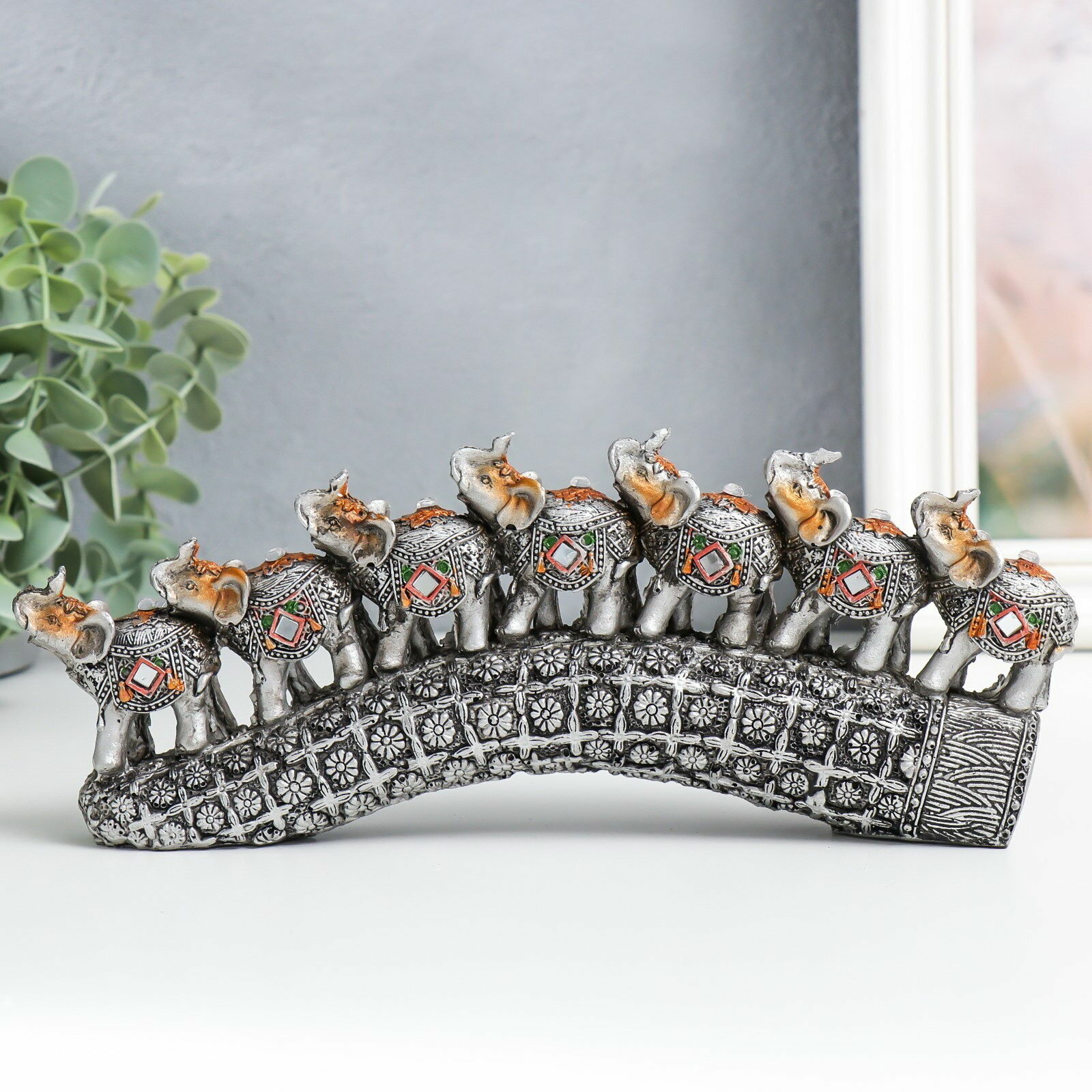 Фигурка полистоун "Семь слонов на бивне с цветами", серебро, 21x4x9.8 см