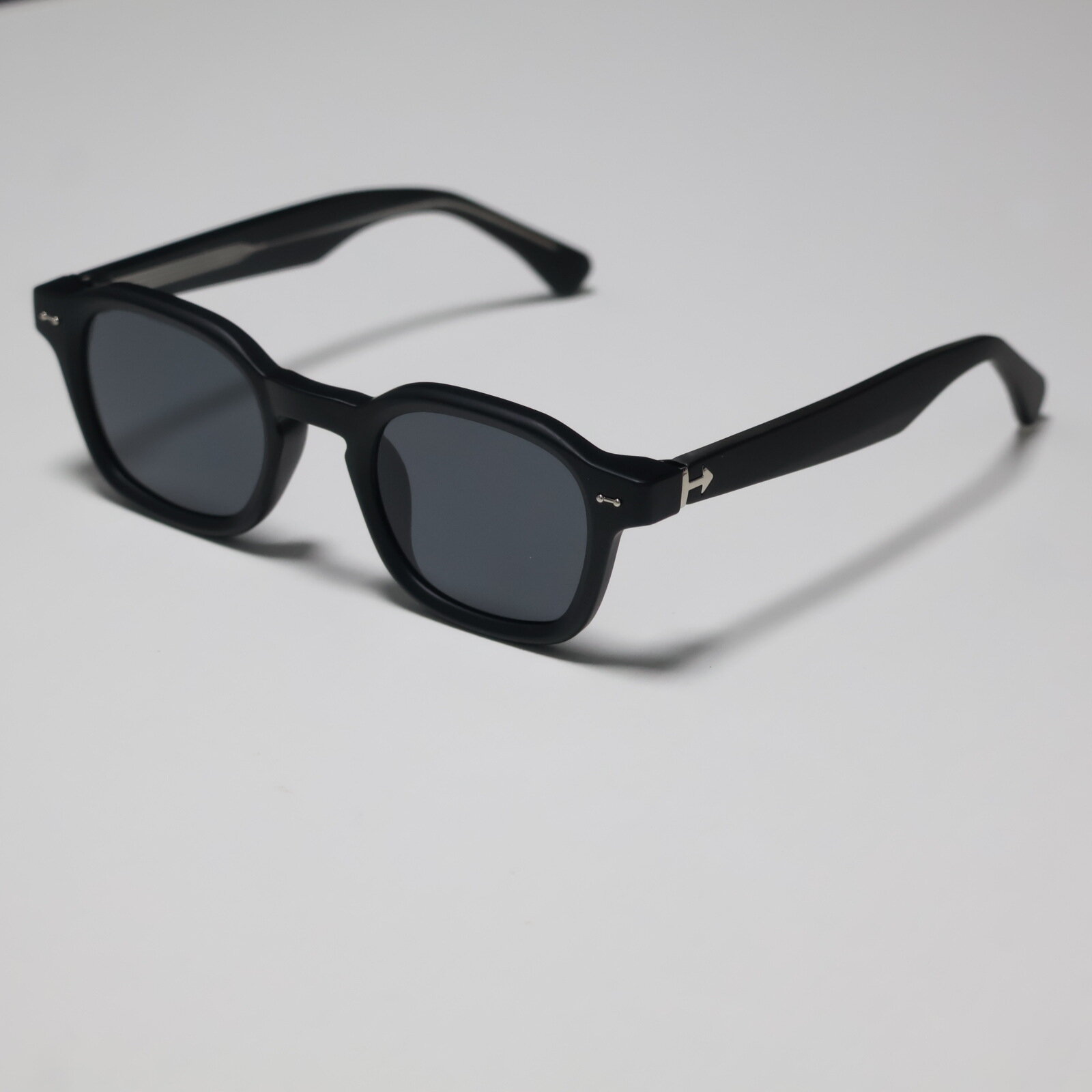 20262025 Новые европейские и американские модные квадратные солнцезащитные очки с маленькой оправой для мужчин с ацетатными штифтами, уникальные трендовые очки для активного отдыха