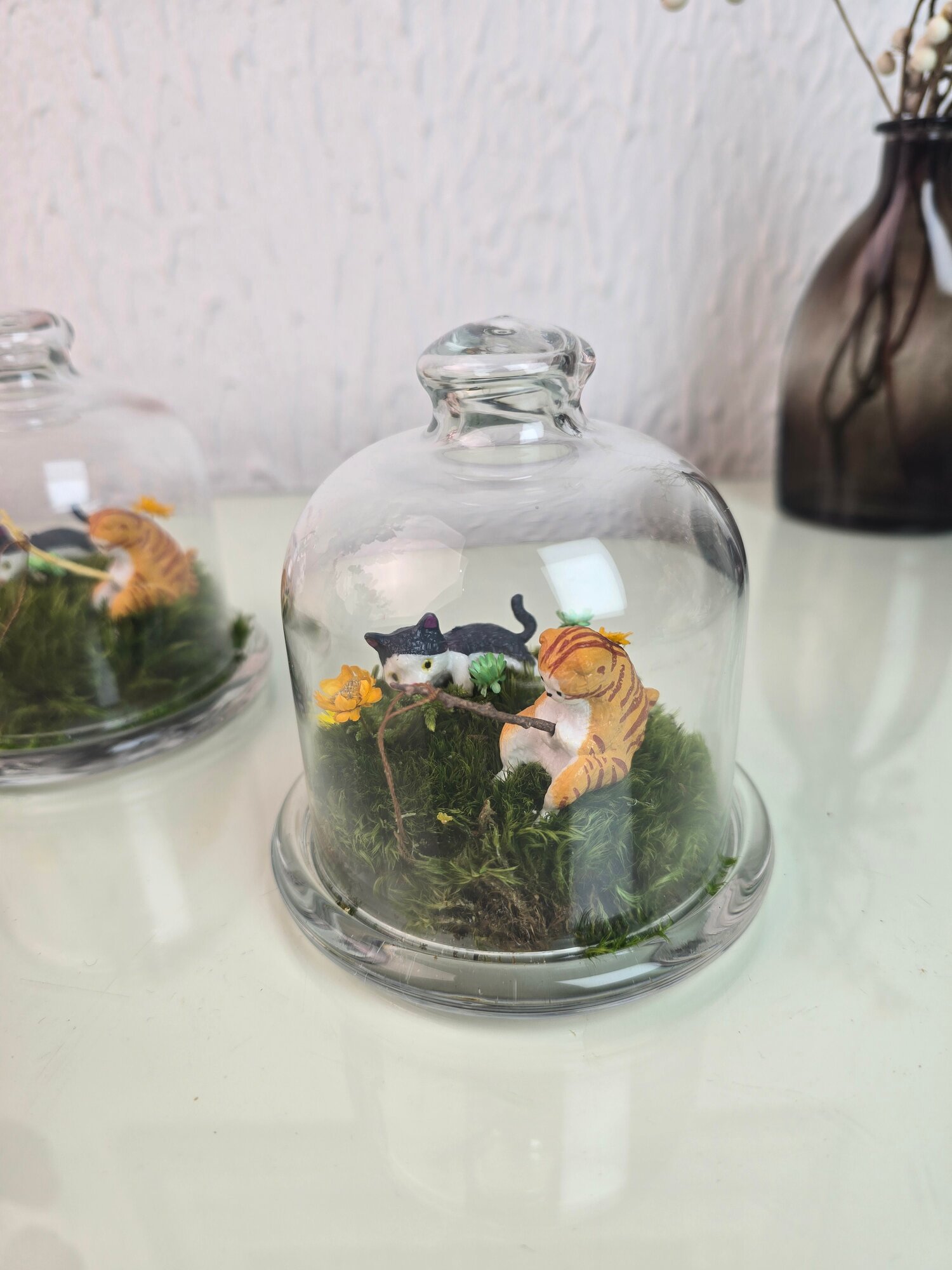 Флорариум "Котики на рыбалке" из стабилизированного мха и стабилизированных растений в колбе, интерьерная композиция
