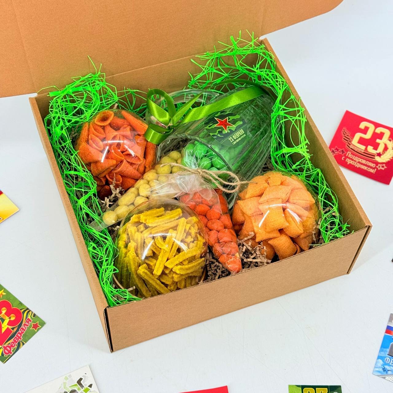 Подарок мужчине на 23 февраля. Подарочный набор снеков. Пивной бокс с кружкой