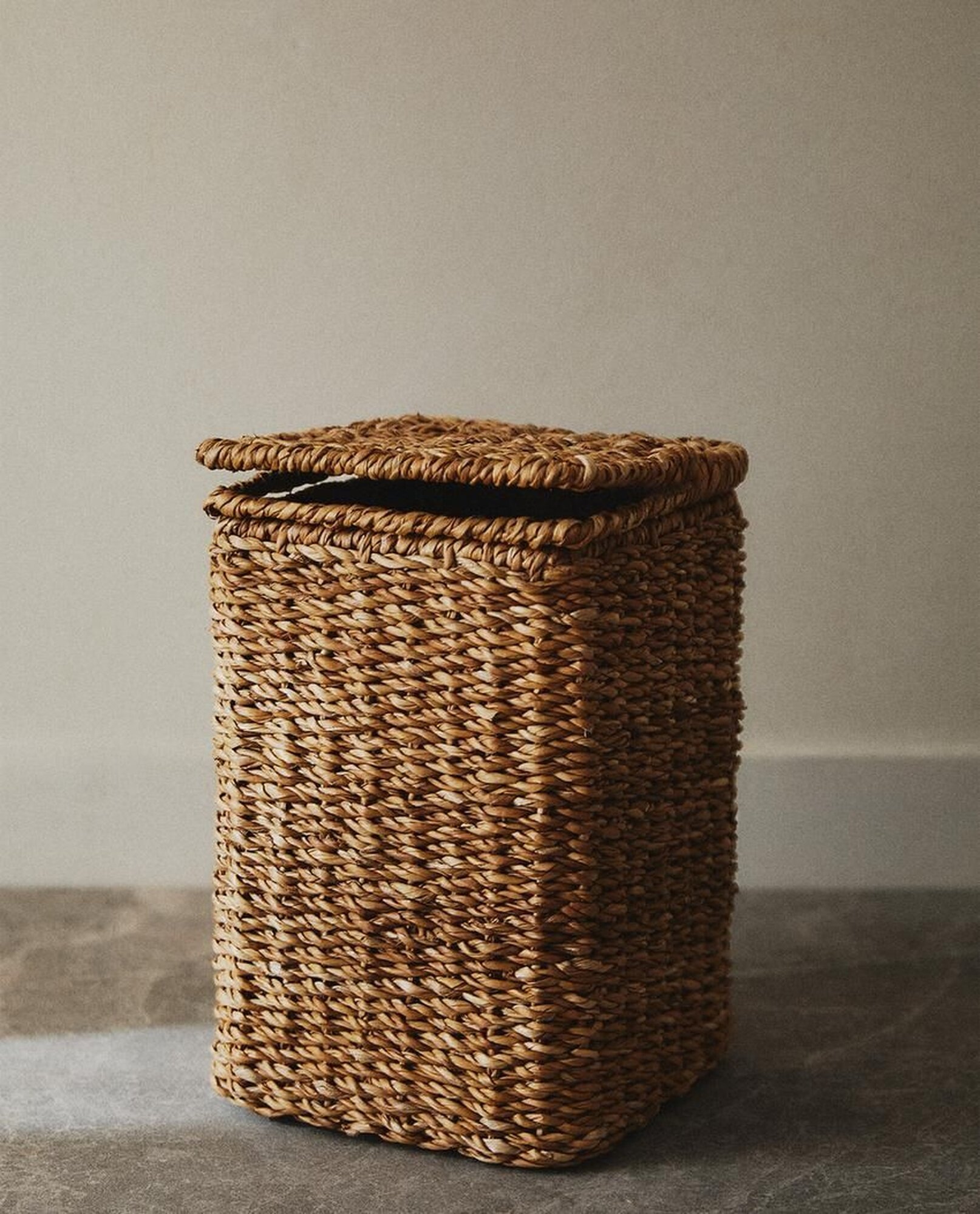 Мусорное ведро в ванную комнату ZARA HOME 3589/049 - из морской травы, с крышкой, 30 х 18 х 18 см, цвет светло-бежевый