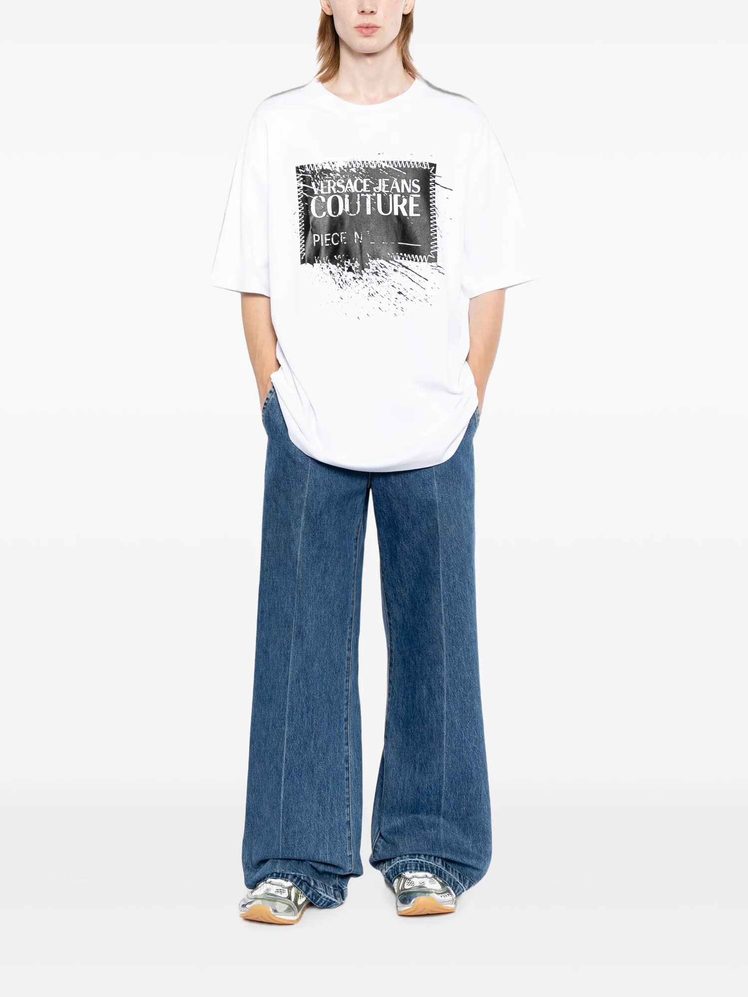 Футболка Versace Jeans Couture, размер 46, бежевый/белый — фото 1