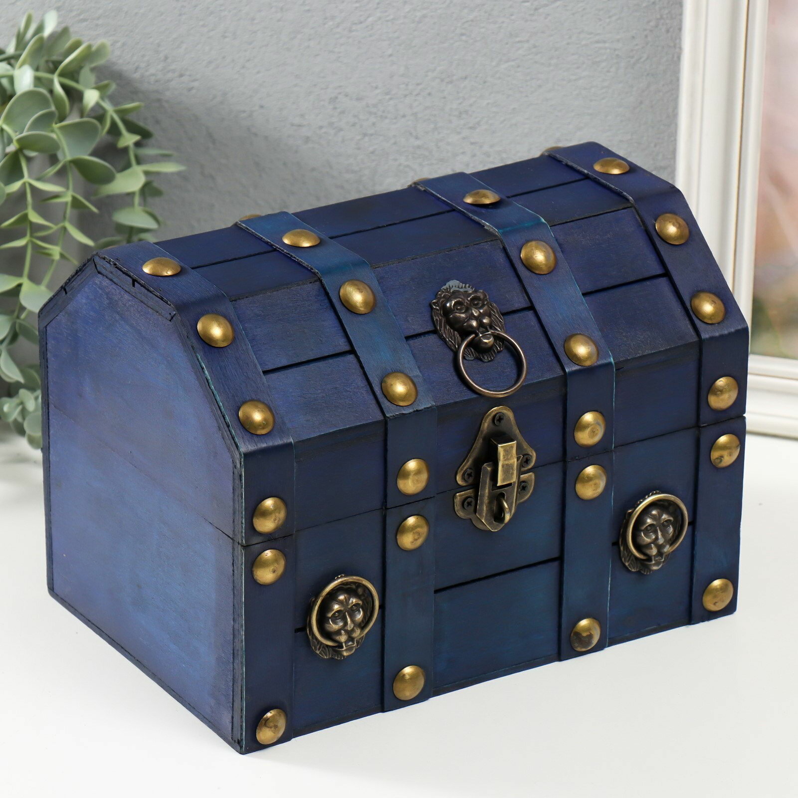 Шкатулка для украшений "Сундучок. Лев. С заклёпками", дерево, ярко-синяя, 16x15.5x22 см