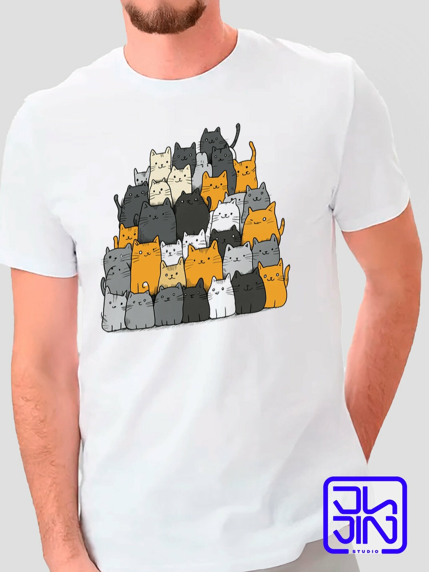 Футболка классическая мужская с авторским принтом Веселая пирамида серо черных, черно белых и смешных кошек в толпе, белый хлопковый трикотаж с прикольным рисунком на груди