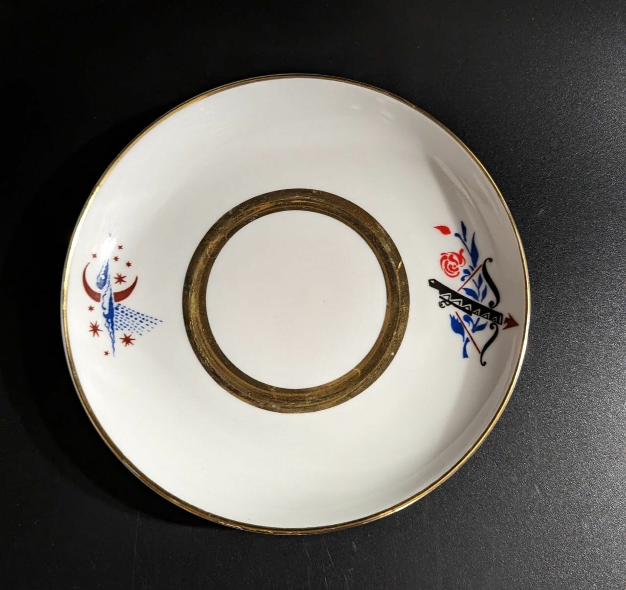 Винтажное блюдце, редкий узор. Ленинградский фарфоровый завод (ЛФЗ). СССР, 1980-е.