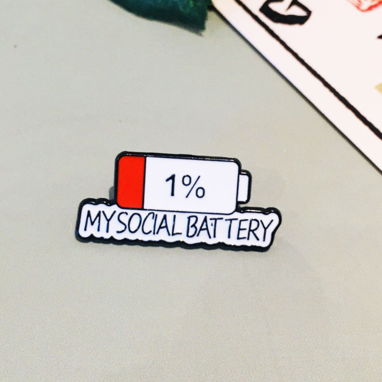 Значок для учителей на одежду, рюкзак и сумки " MY SOCIAL BATTERY 1 % "/ 1 шт.
