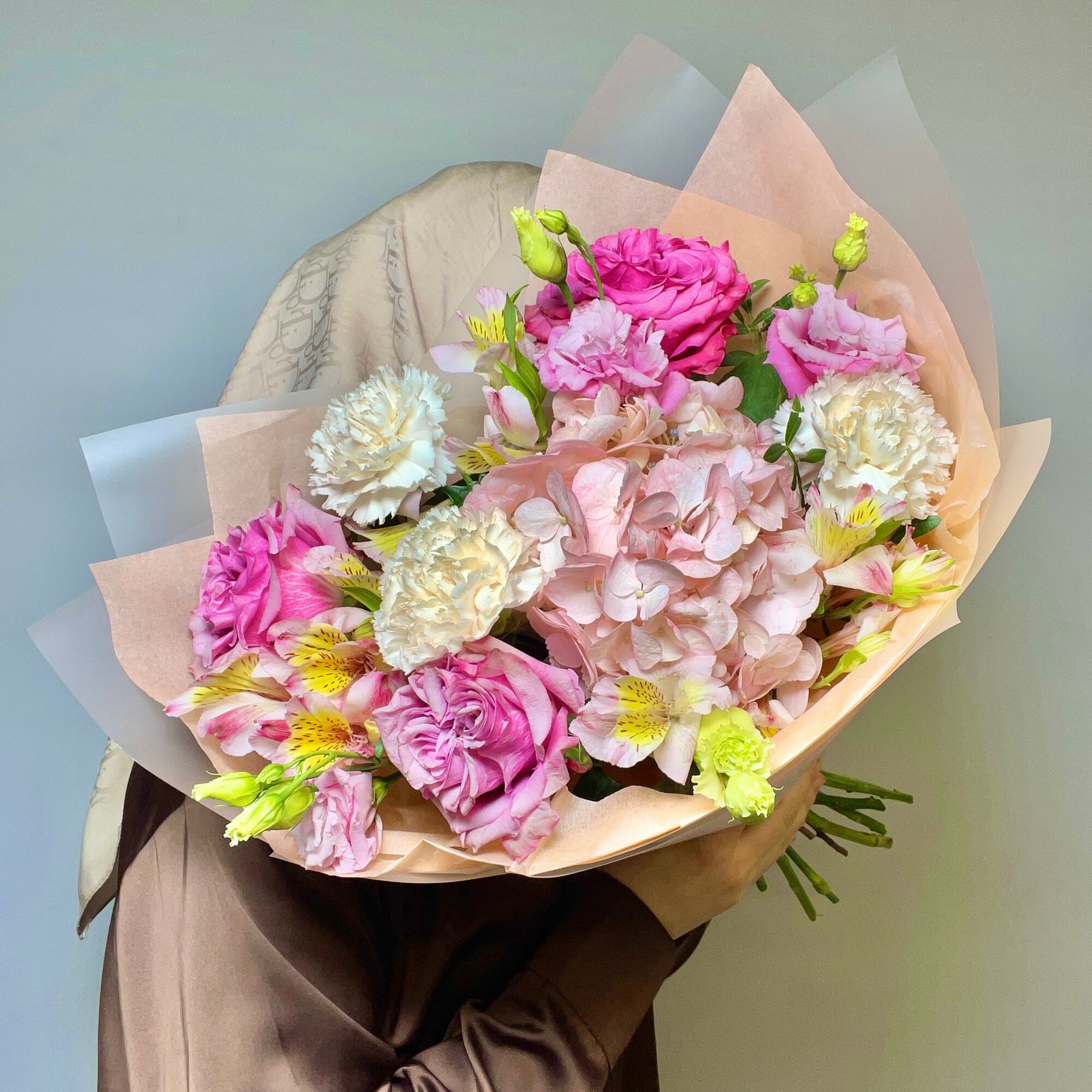 Букет с гортензией, пионовидными розами и стойкой альстромерией