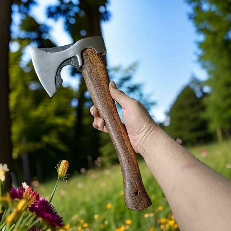 Топор с деревянной ручкой -маленький серебряный топор