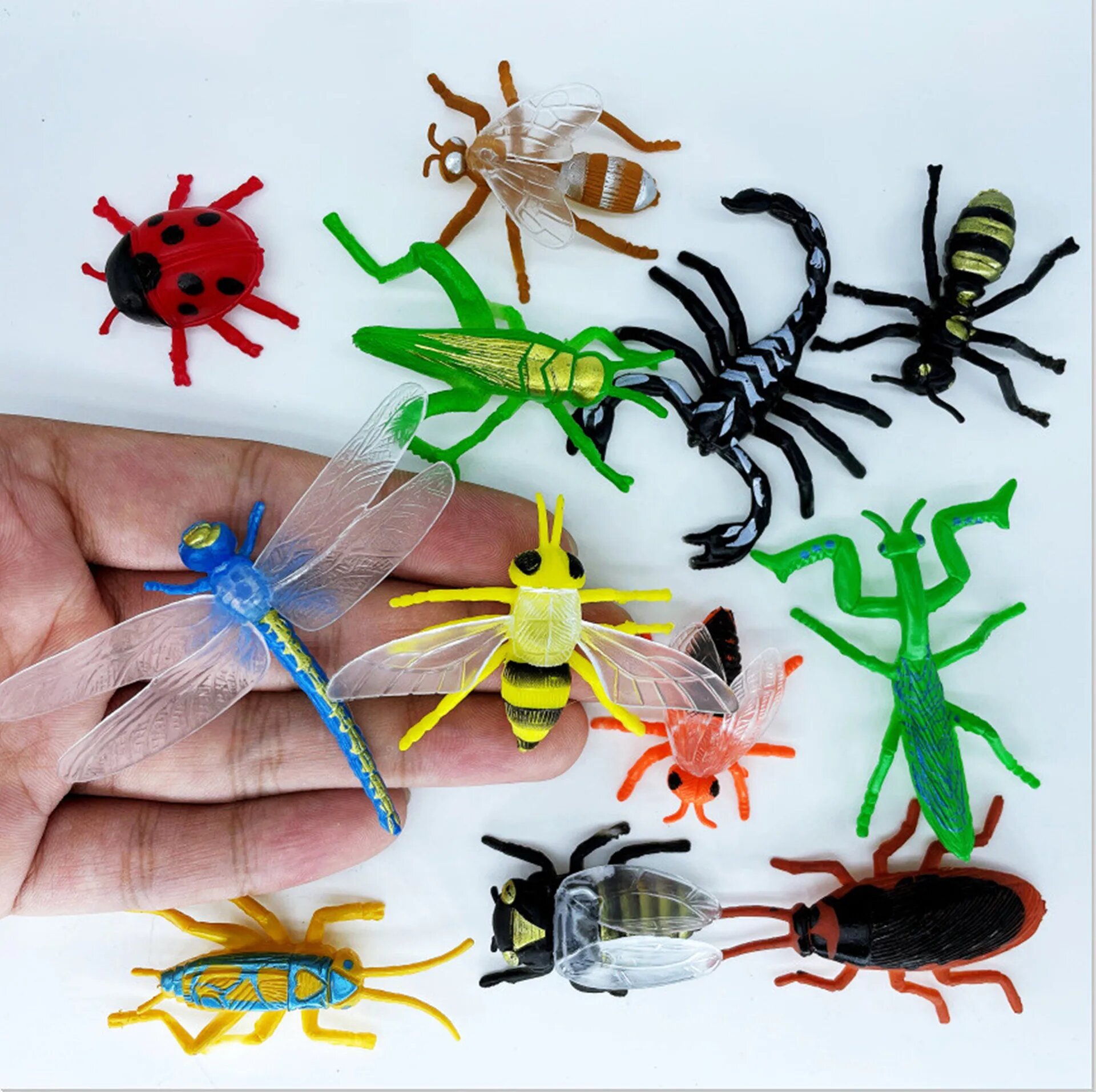 Набор из 12 игрушечных насекомых и динозавров из ПВХ Randomly select one