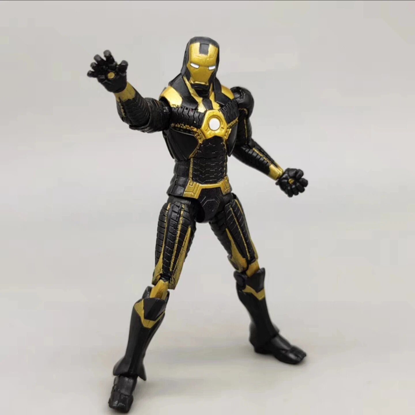 Фигурка Hot Toys Iron Man Black Golden Armor 3,75 дюйма