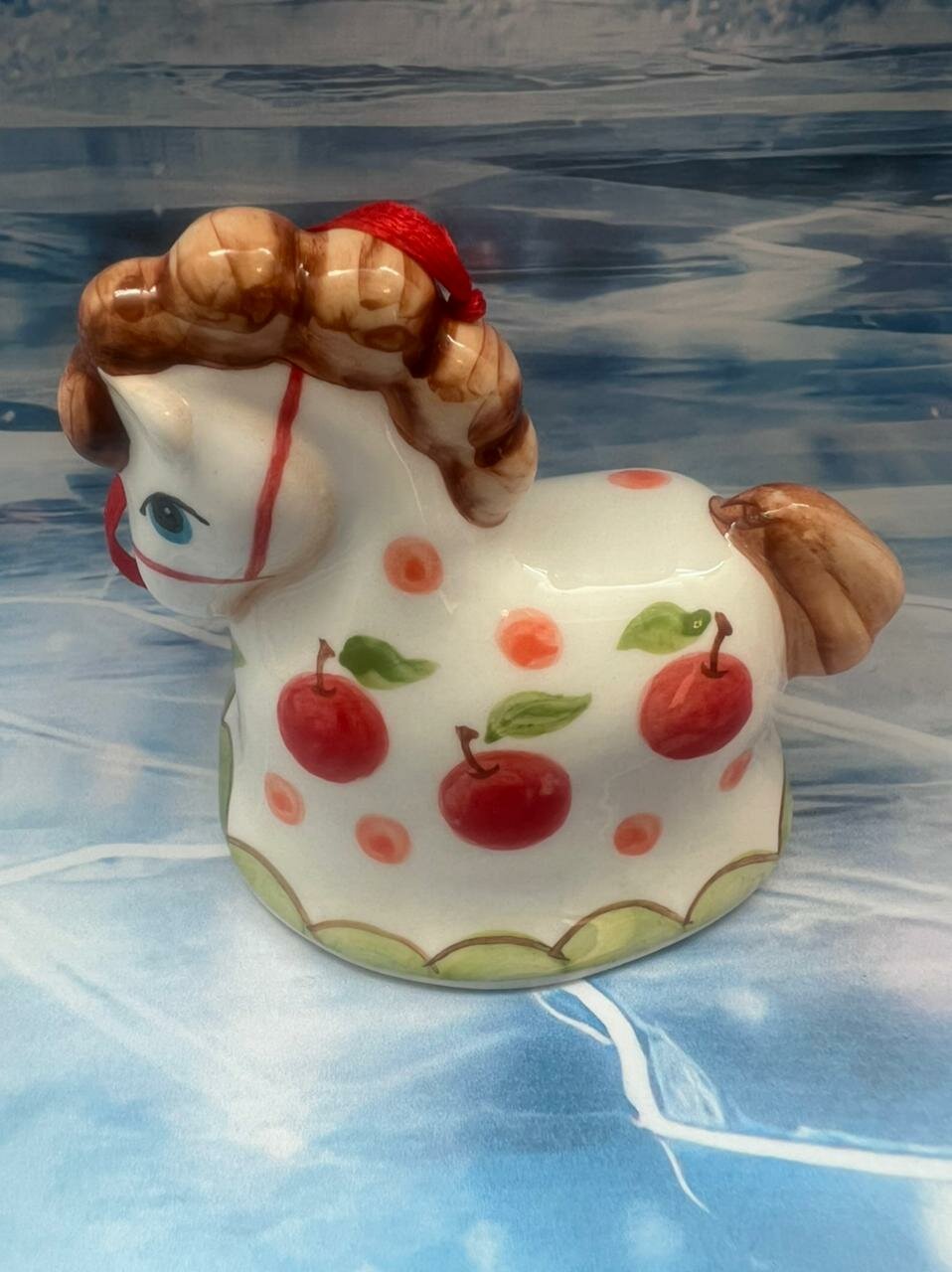 Фарфоровый колокольчик Лошадка в яблоках, легкая ёлочная игрушка
