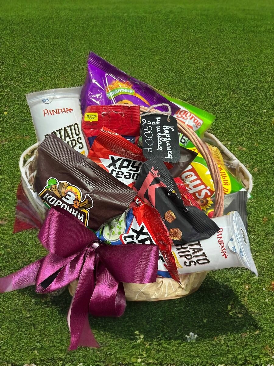 Корзина из сухариков "Lays/Хрустим/Potato Cheeps/3 Корочки/Кириешки", ассорти, острые, 0,8кг