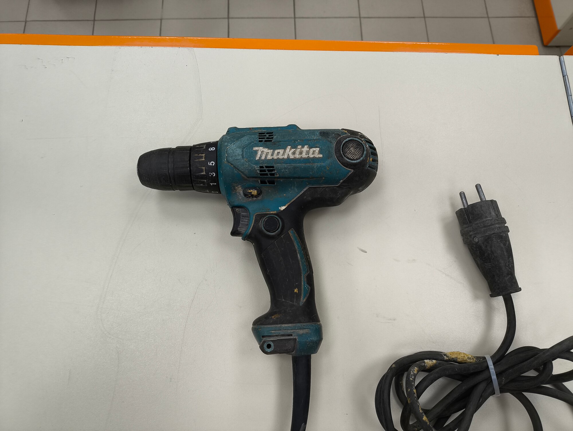 Сетевая дрель-шуруповерт Makita DF0300 320 Вт, вес1,2 кг, Б\У уценка