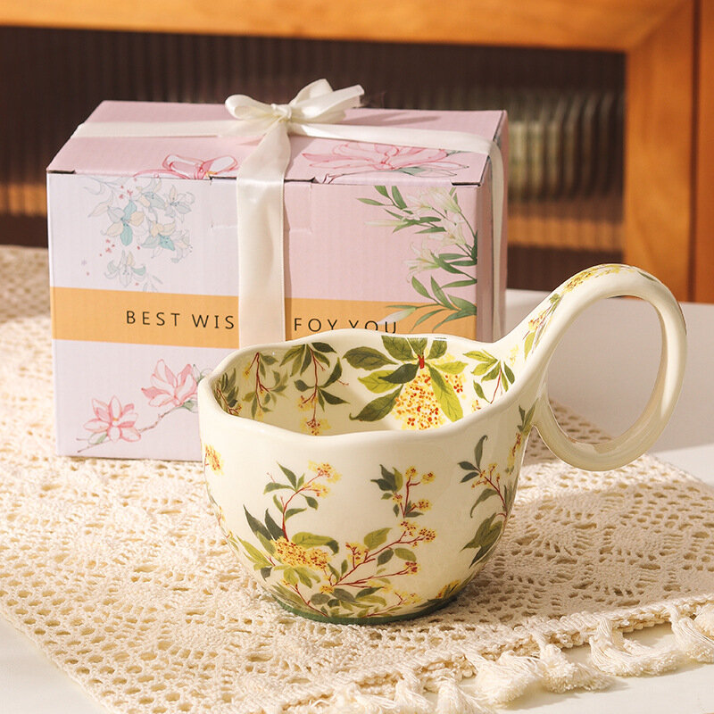 Ретро-керамическая кружка с цветочным рисунком, изогнутой ручкой и ложкой, идеально подходит для домашнего использования, например, для приготовления овсянки на завтрак, послеобеденного чая или кофе.