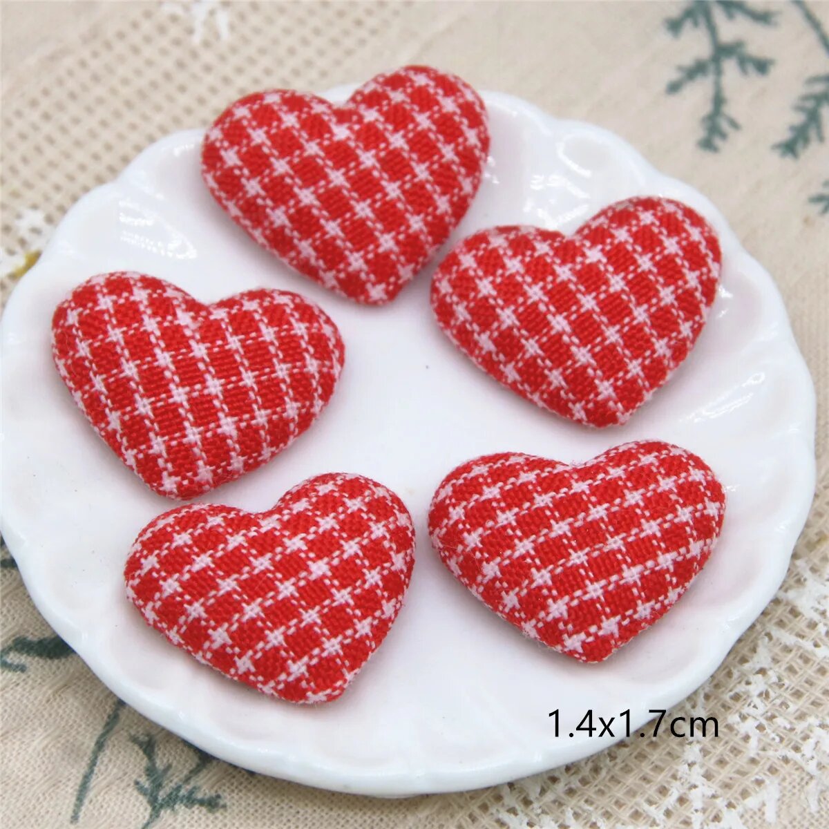 Красные тканевые пуговицы-сердца 1.4x1.7 см, 50 шт.