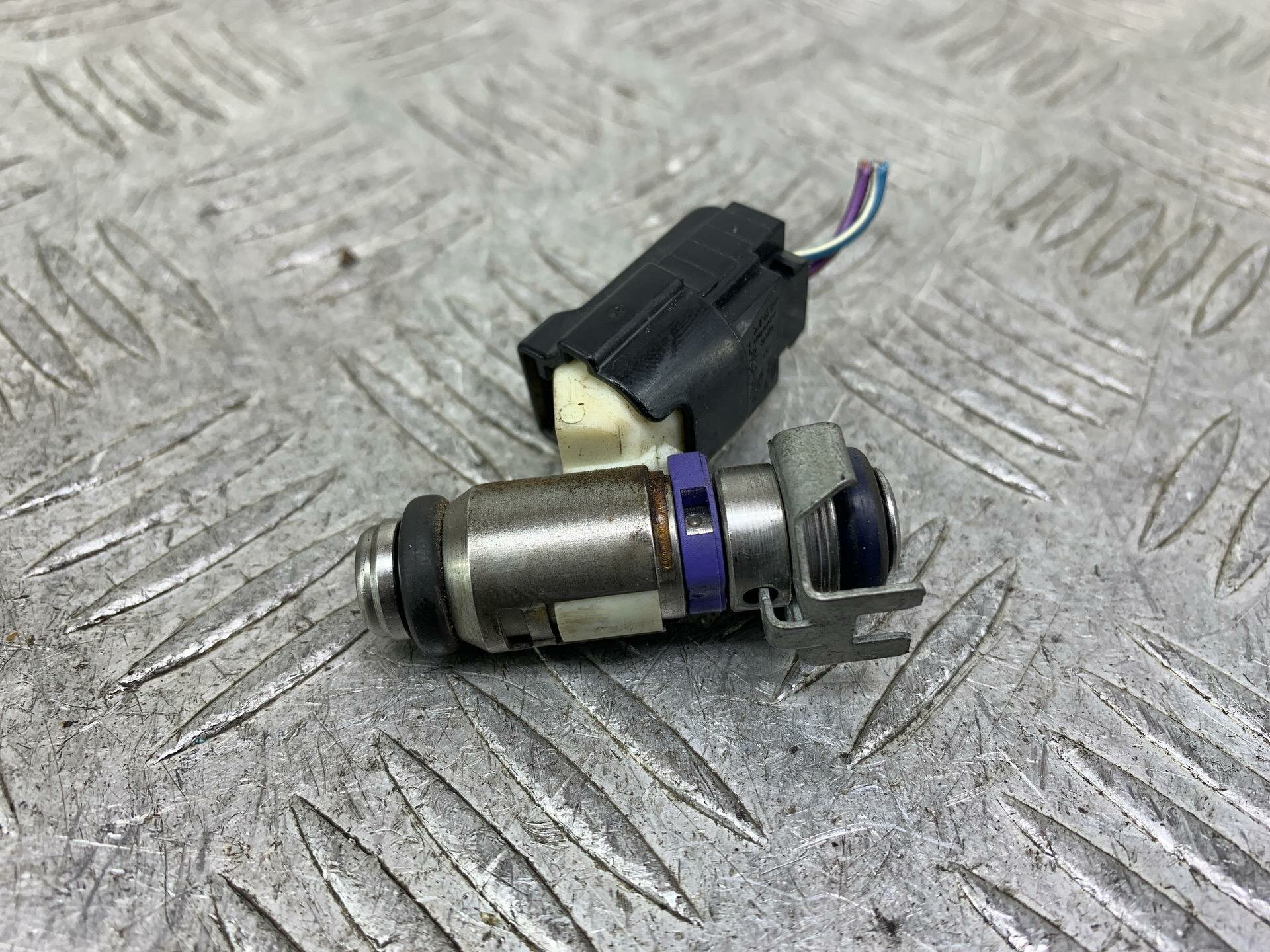 Форсунка топливная Volkswagen Polo 5 2011 036031AH