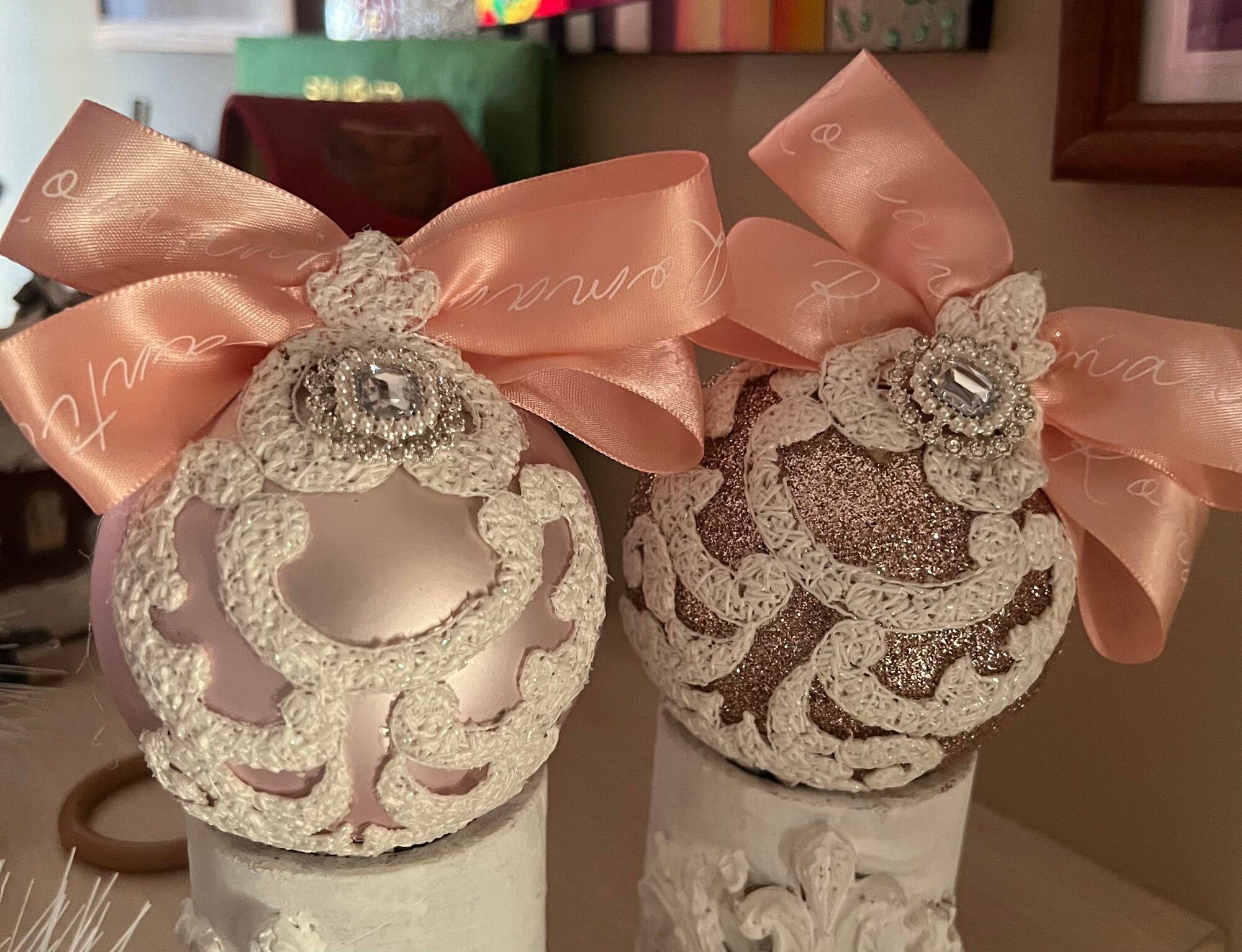 Новогодний шар ручной работы. Авторский дизайн. Диаметр 8 см.