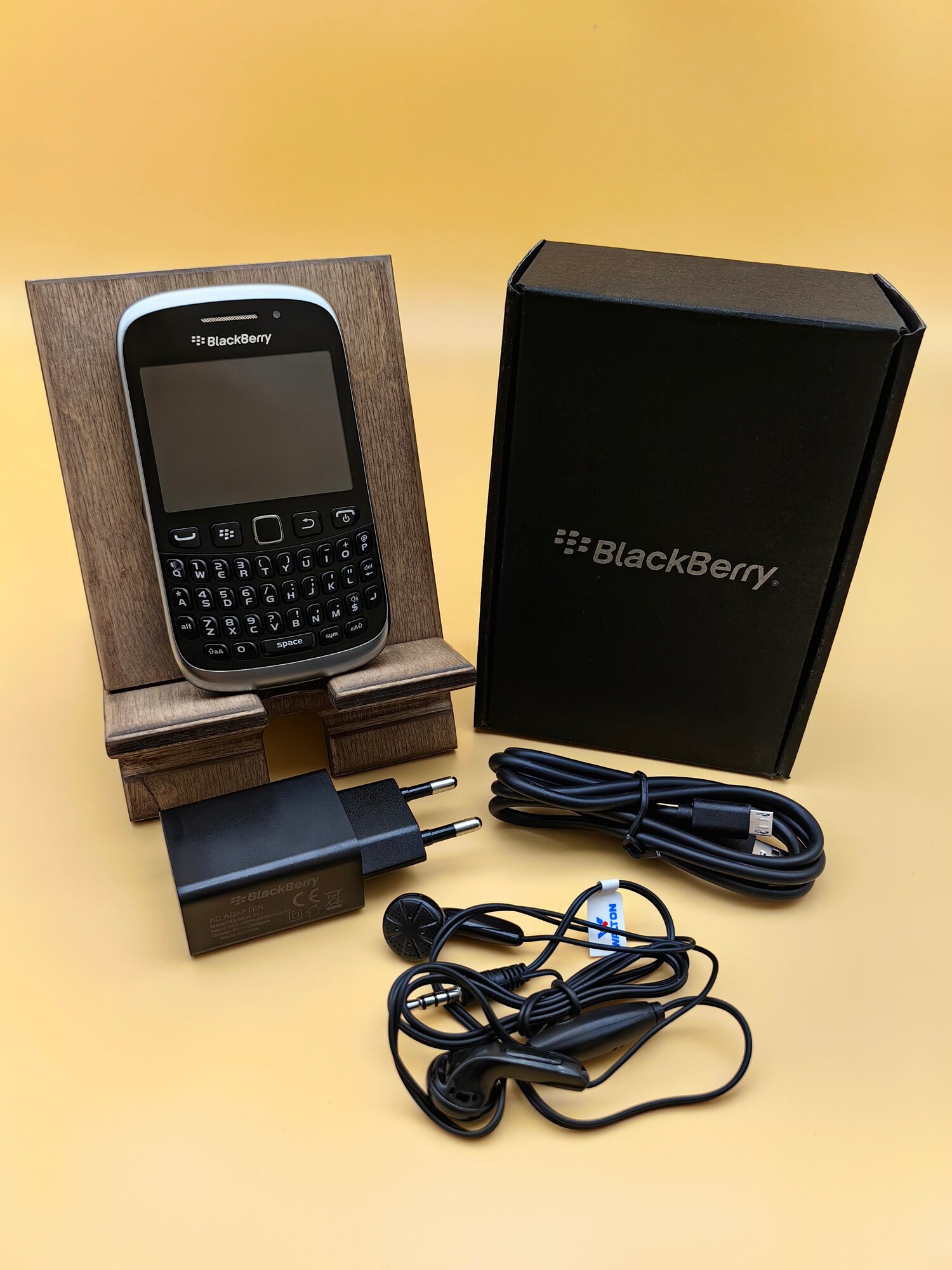 Мобильный кнопочный смартфон с QWERTY клавиатурой BlackBerry Curve 9320, Черный