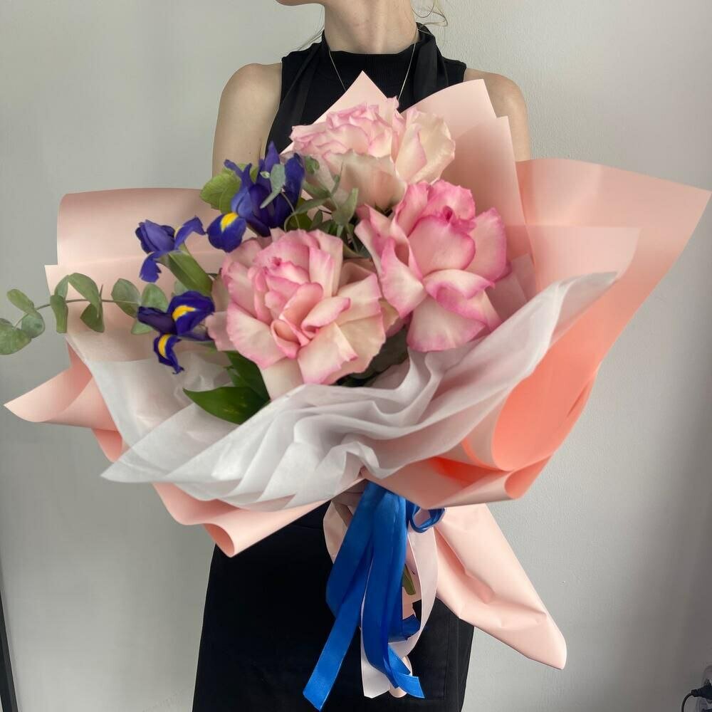 Авторский букет из французских роз и ирис от магазина Флора Бель