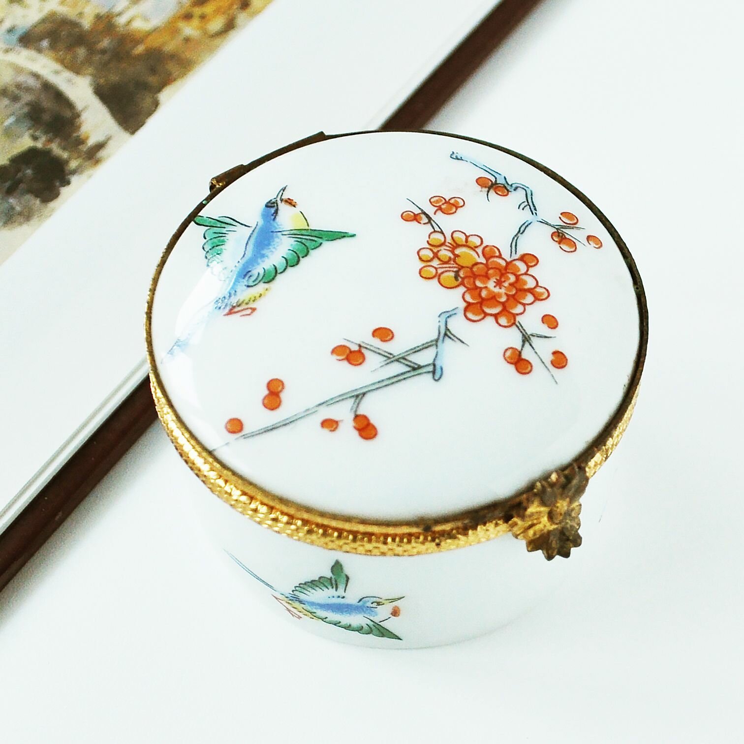 Винтажная шкатулка миниатюрная "Птицы в саду". Фарфор, деколь, золочение, металл. Франция, конец ХХ века.