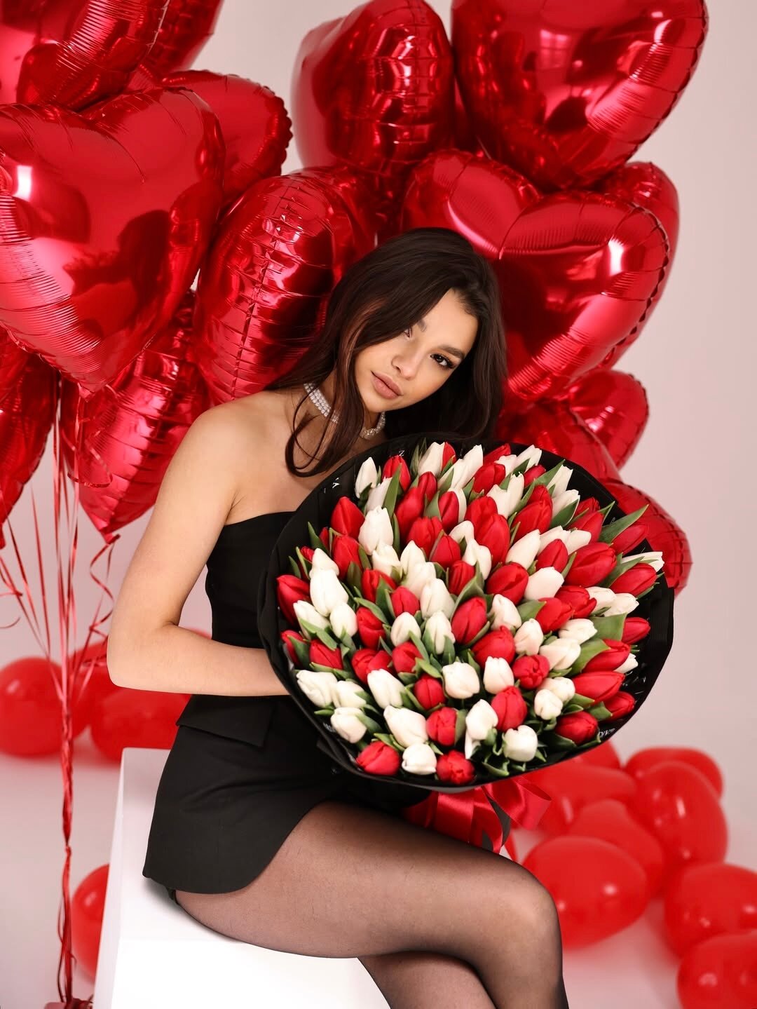 Пышный букет из 101 тюльпана красного и белого цвета, красивый букет