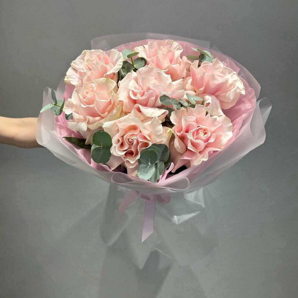 Букет FlowerLand, французские розы, розовые, с эвкалиптом, в аквабоксе