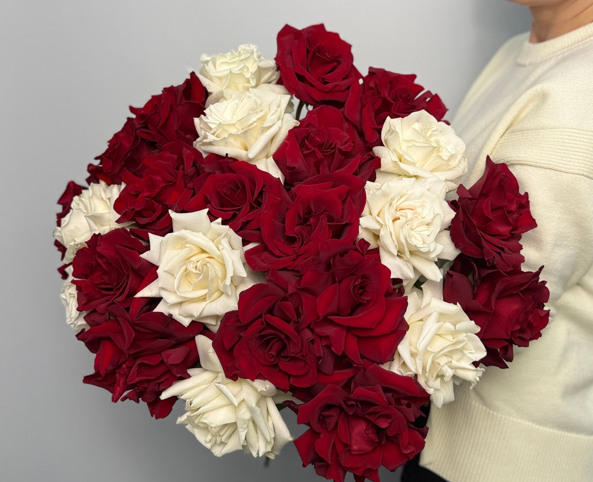 Французские эквадорские розы — 25 штук (микс красных и белых), записка в подарок