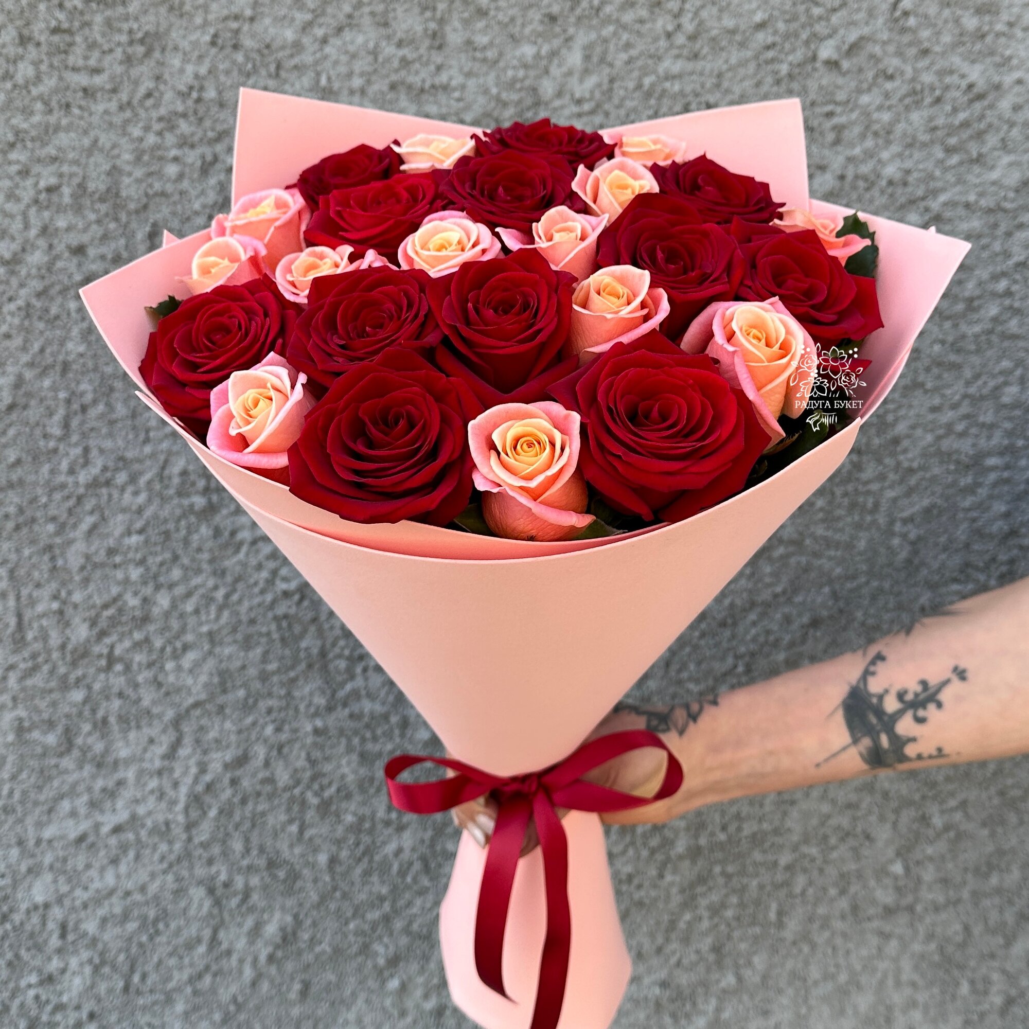 Букет живых цветов "Рона" из 25 красных и персиковых роз 40см в упаковке / Арт. 357111 / Радуга Букет