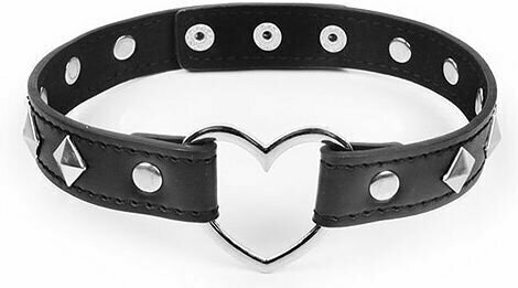 Черный чокер с серебристыми ромбиками и сердечком