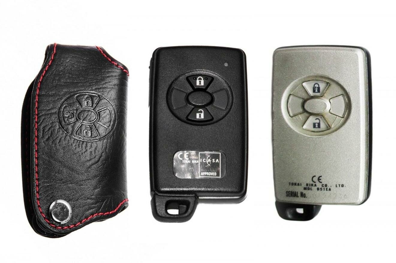 Чехол для автомобильного ключа Toyota (Тойота) Цвет Черный Нить Красная