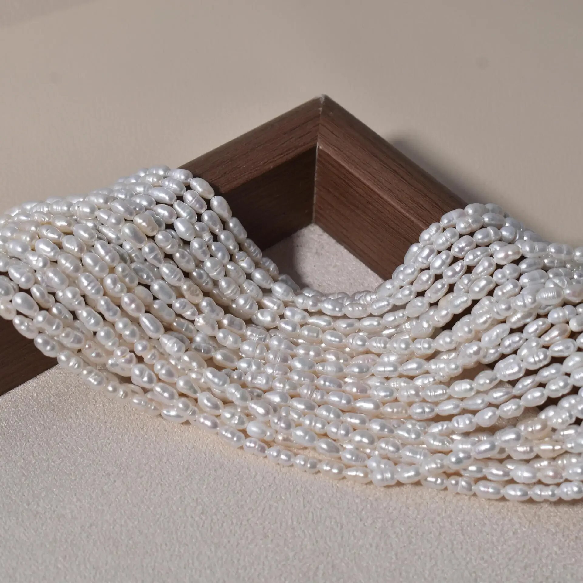 Белые рисовые жемчужины 36 см 3-3.5