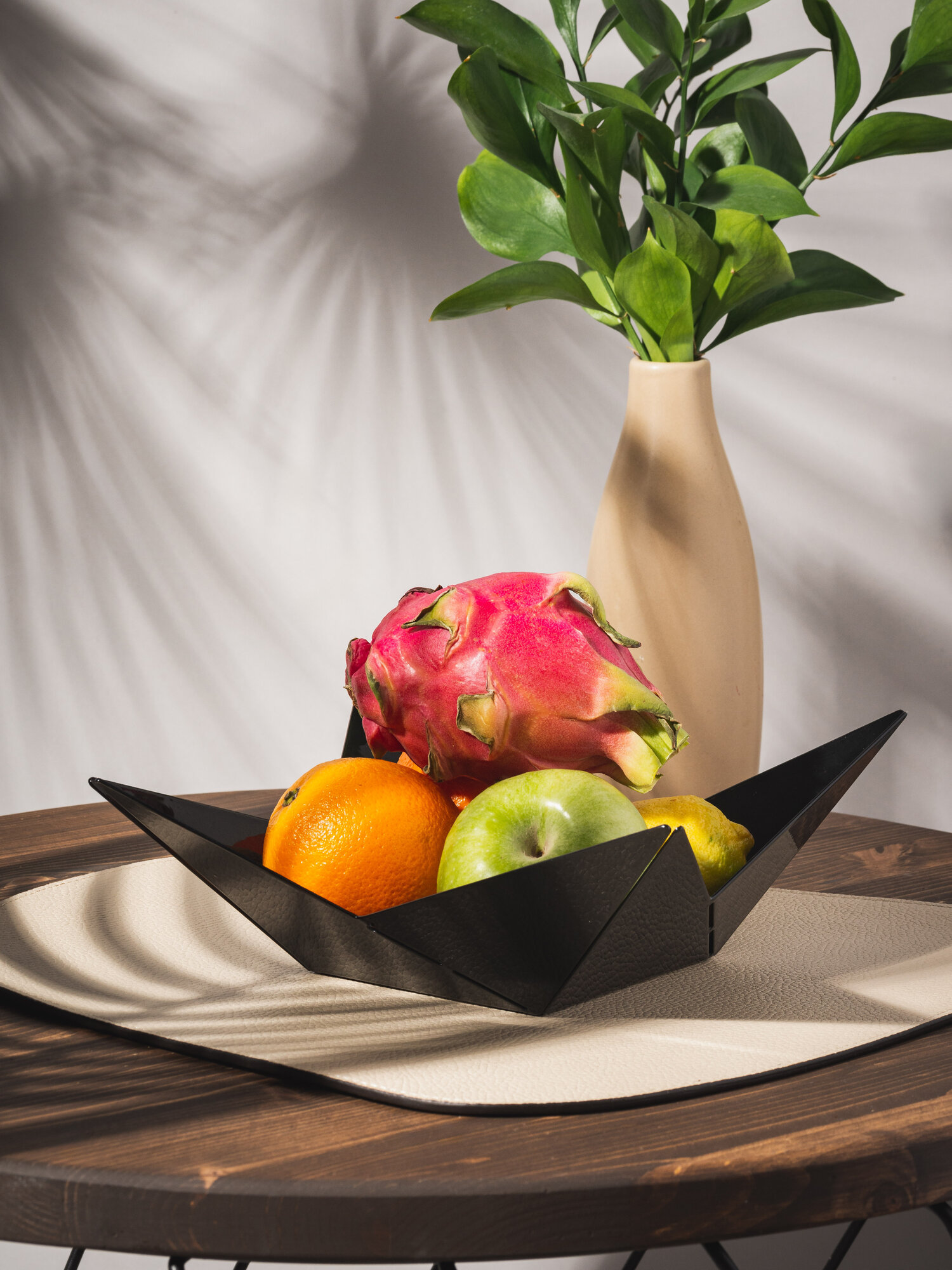 Ваза для фруктов ilwi INT-VZ-L-T1-N/1 стальная, фигурная, черная, 21,5 х 21,5 х 9 см