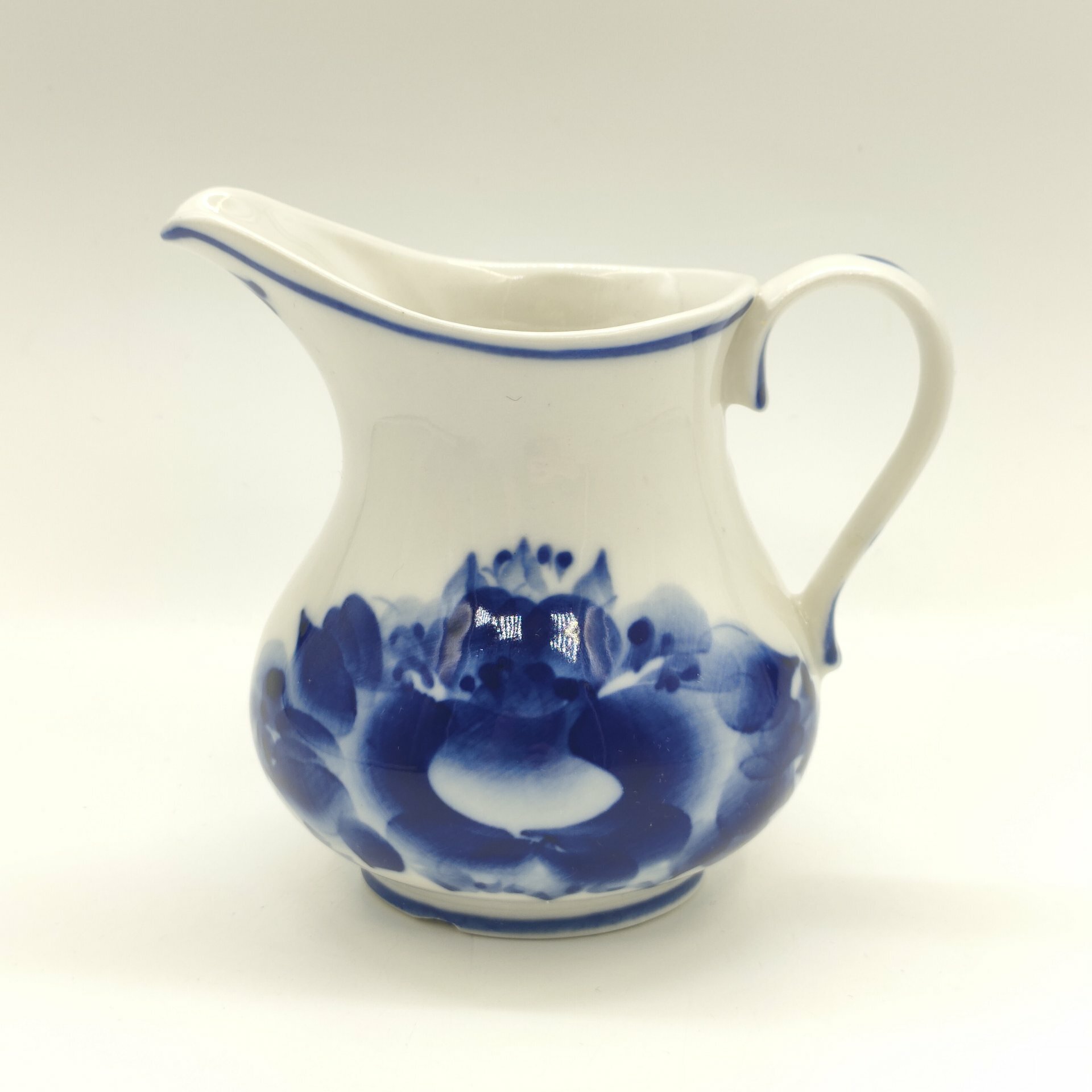 Молочник (сливочник) с цветочным декором, росп. Пирогова, Гжель, фарфор, роспись