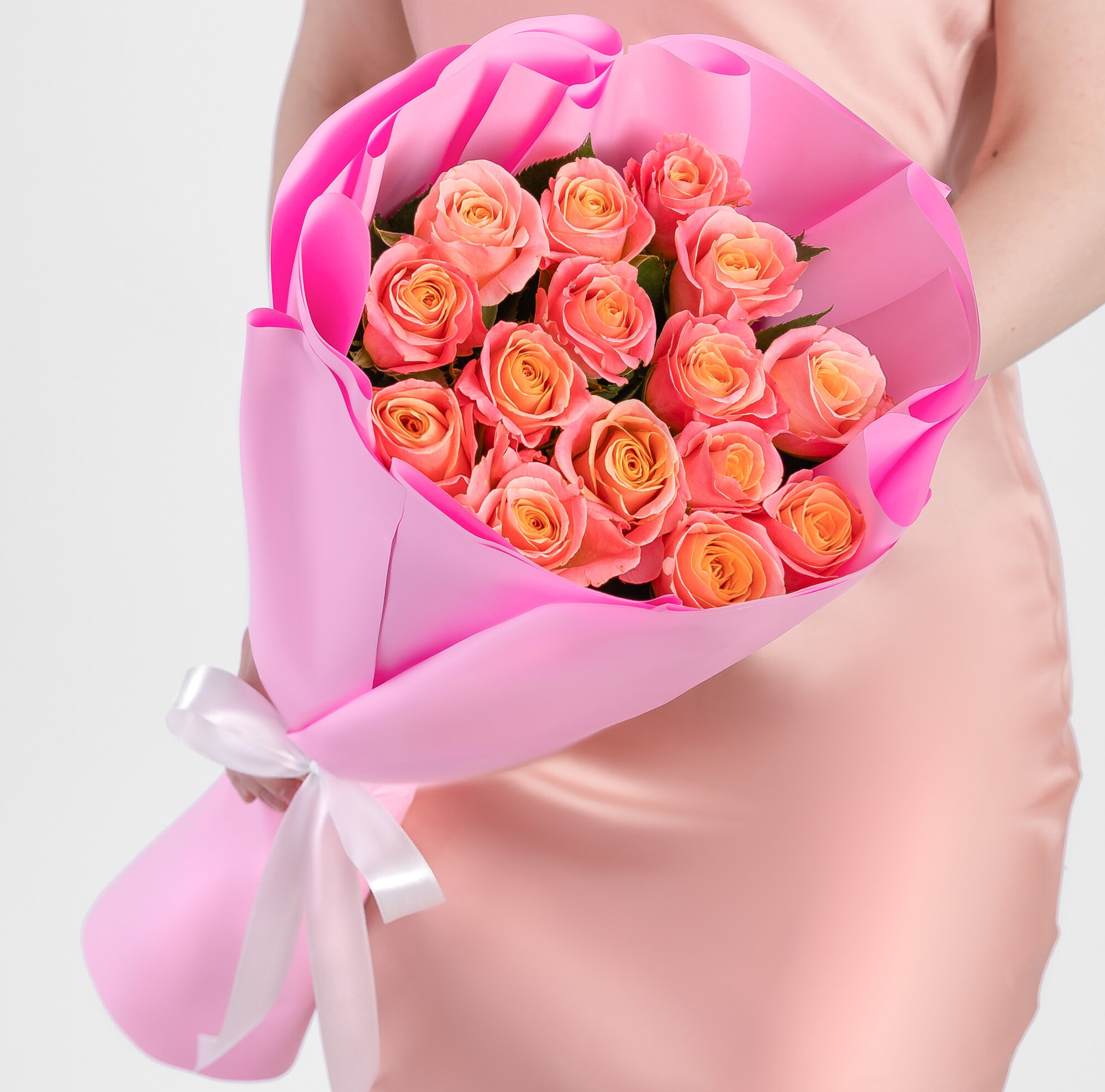 Букет Мегацвет24 "Мисс Пигги", розы, коралловый, 15 шт, 70 см