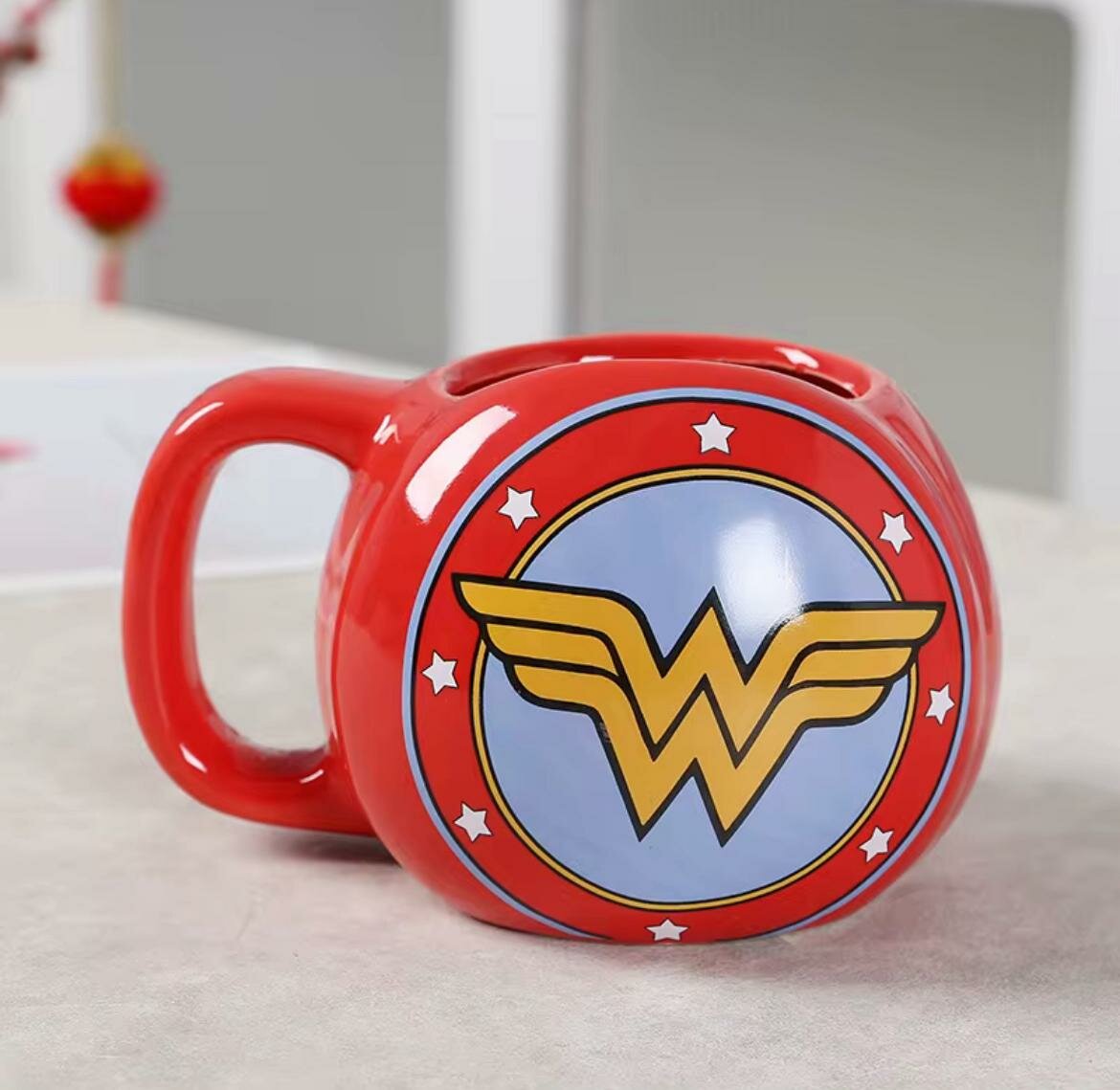 Кружка из керамики с изображением Чудо Женщины, цвет — красный, объём — 500 мл.