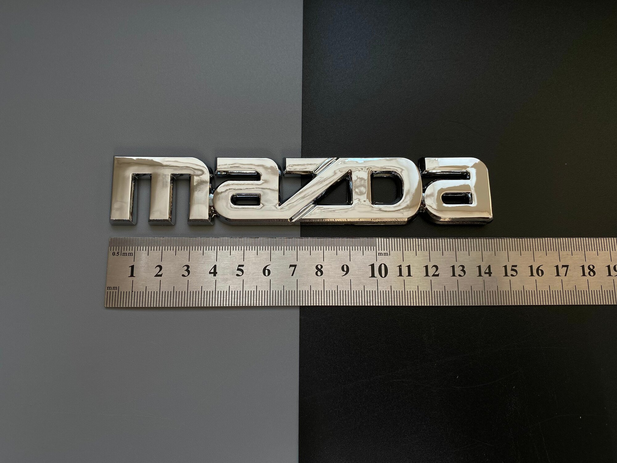 Эмблема надпись Mazda/буквы на крышку багажника 14,4х2,7 см хром