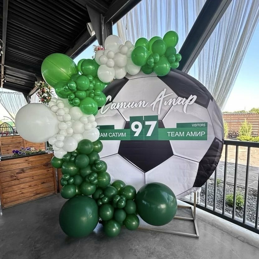 Фотозона из шаров с круглым баннером «Гол чемпионов»