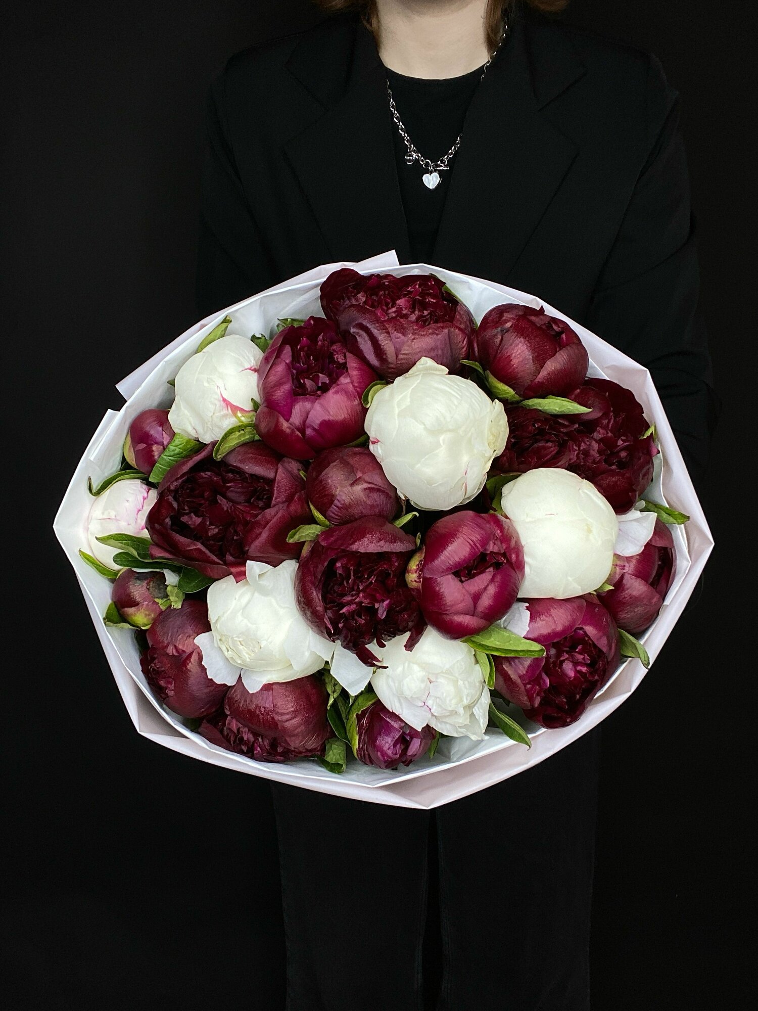 Букет пионов (21 пион), высота букета 40 см, ширина букета 20 см