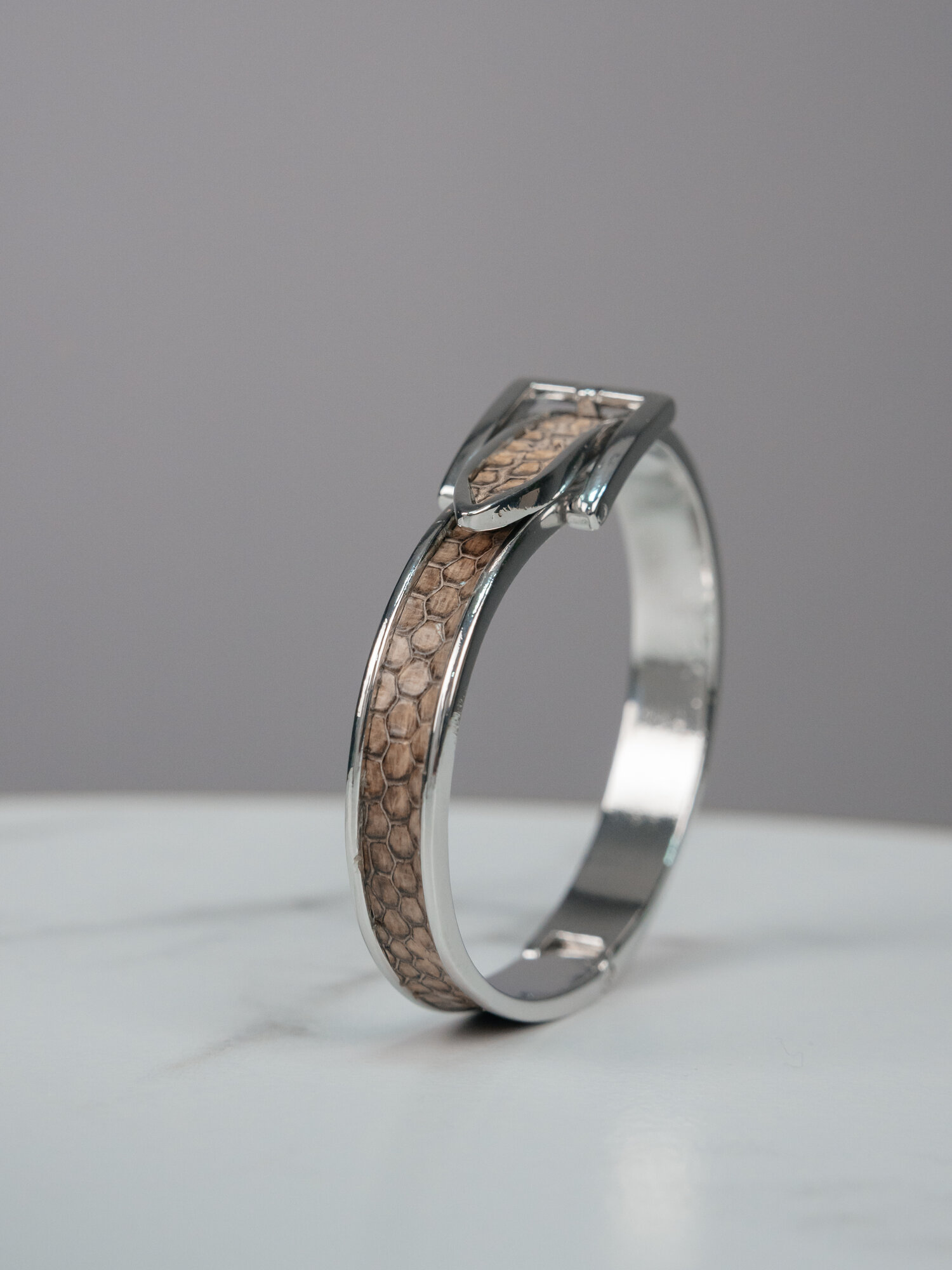 Жесткий браслет, кожа