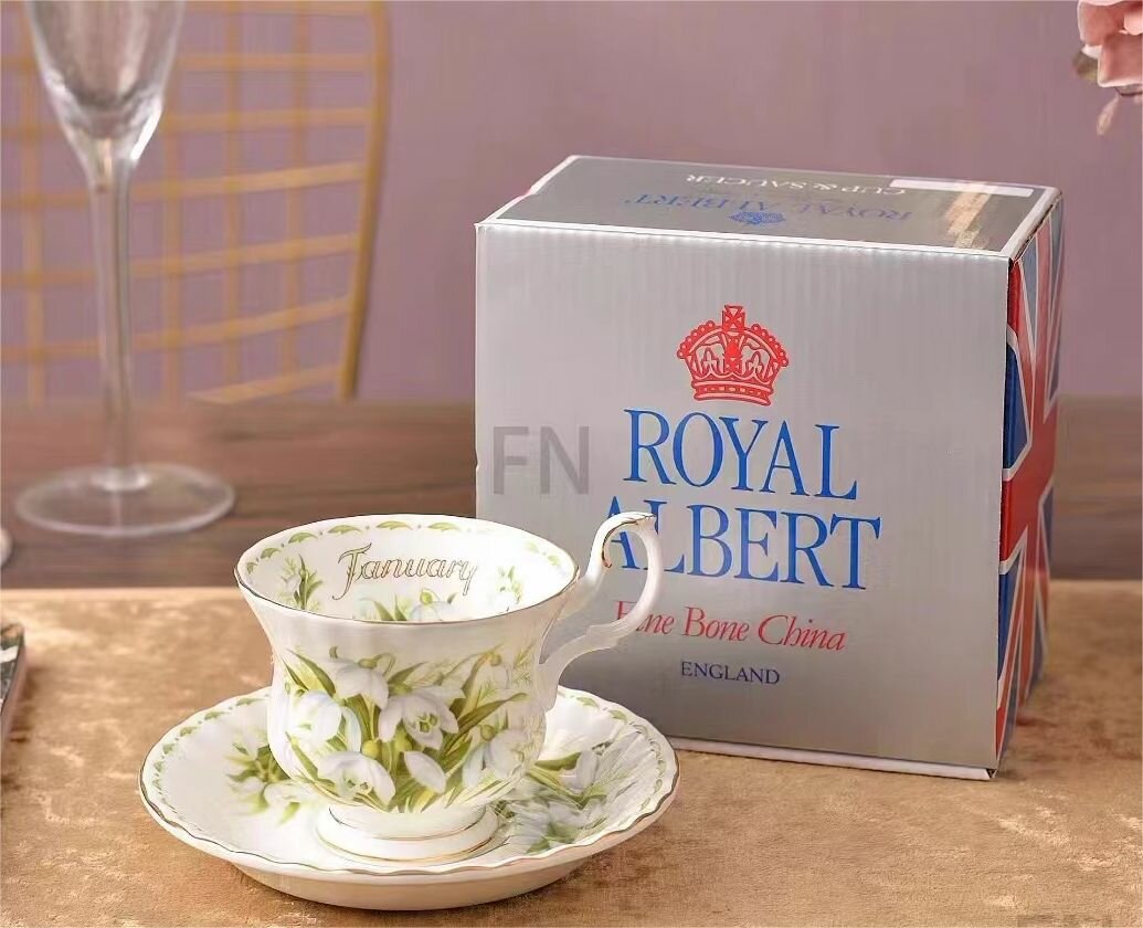 Чайная пара Royal Albert. Серия "Цветок месяца". Англия. Костяной фарфор. Клеймо 70-е гг. Подснежники в январе