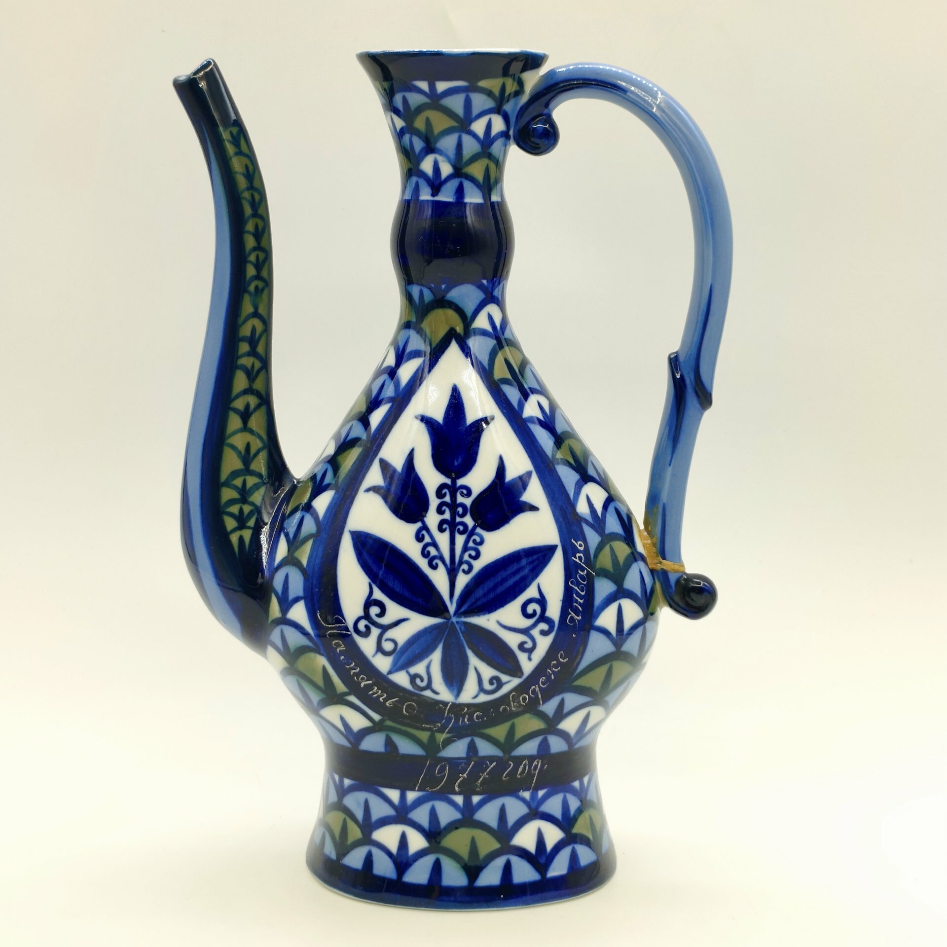 Кувшин, украшенный орнаментальным декором с памятной надписью, фарфор, роспись