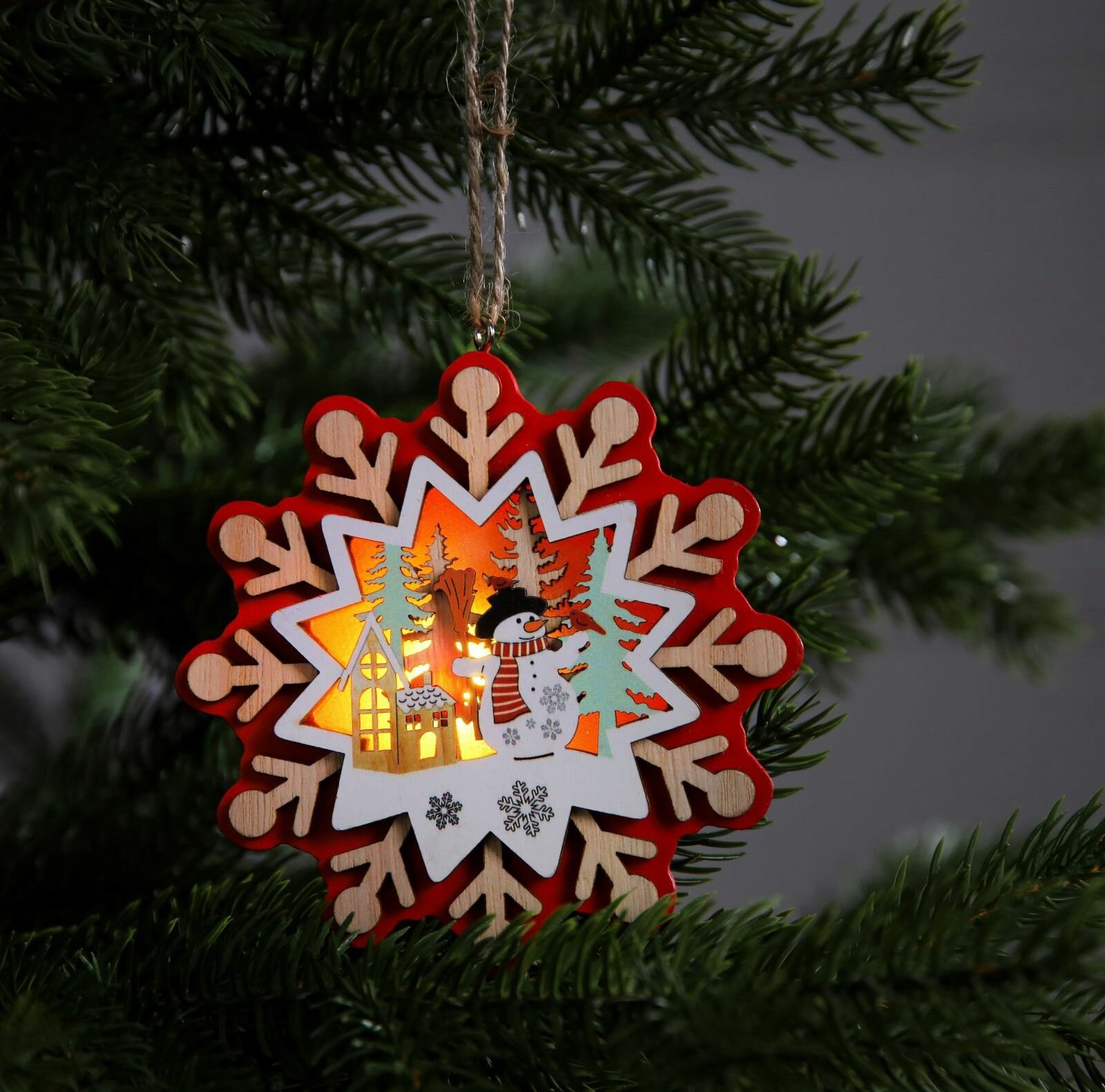 Деревянная ёлочная игрушка "Снежинка со снеговиком", подвесная световая фигура на ёлку, новогодний декор с подсветкой, интерьерное украшение на Новый Год, свечение тёплое белое, 10х10 см