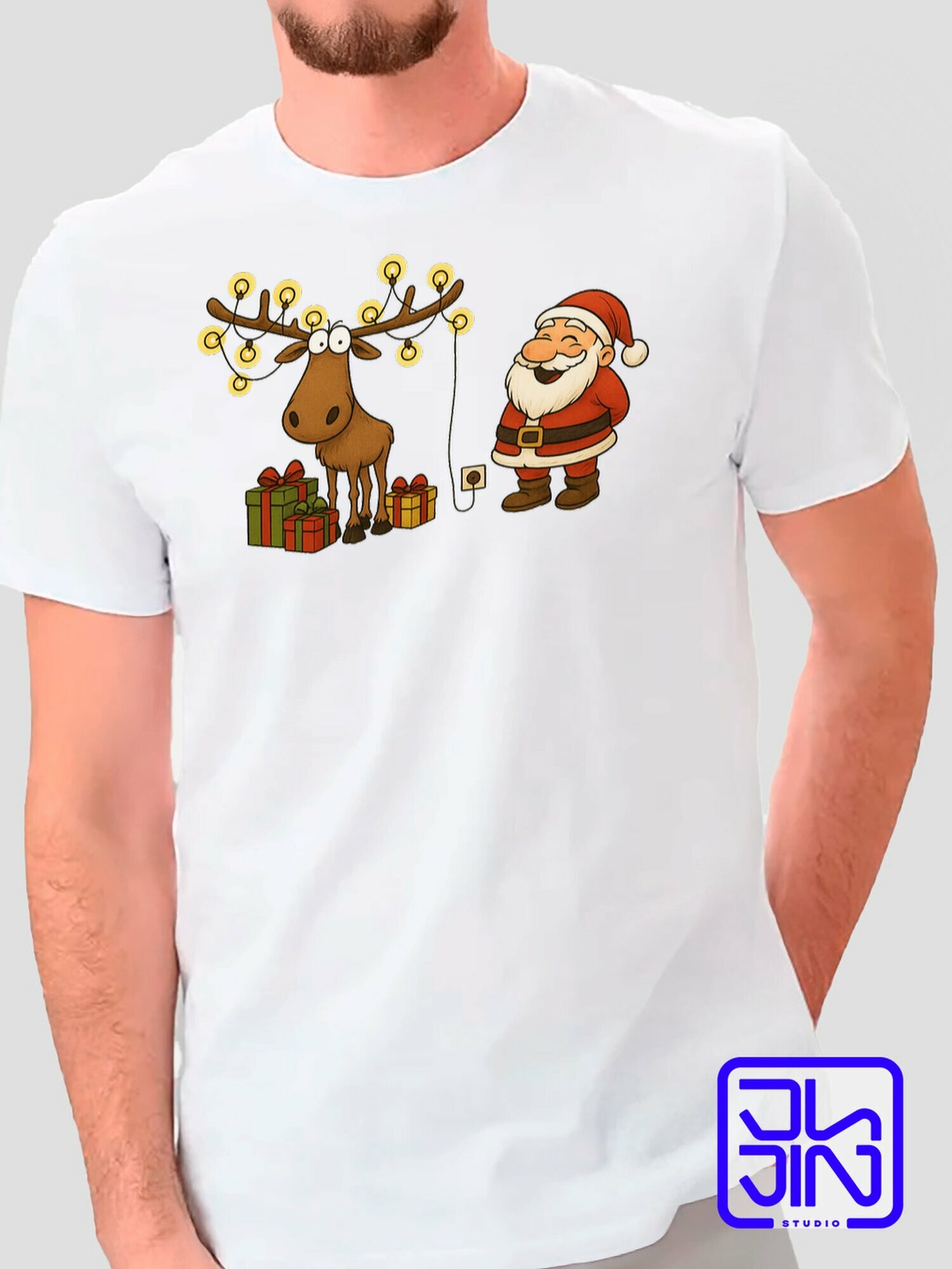 Футболка классическая мужская с авторским принтом Смешной коричневый лось с гирляндой и красный веселый санта среди подарков, белый хлопковый трикотаж с прикольным рисунком на груди