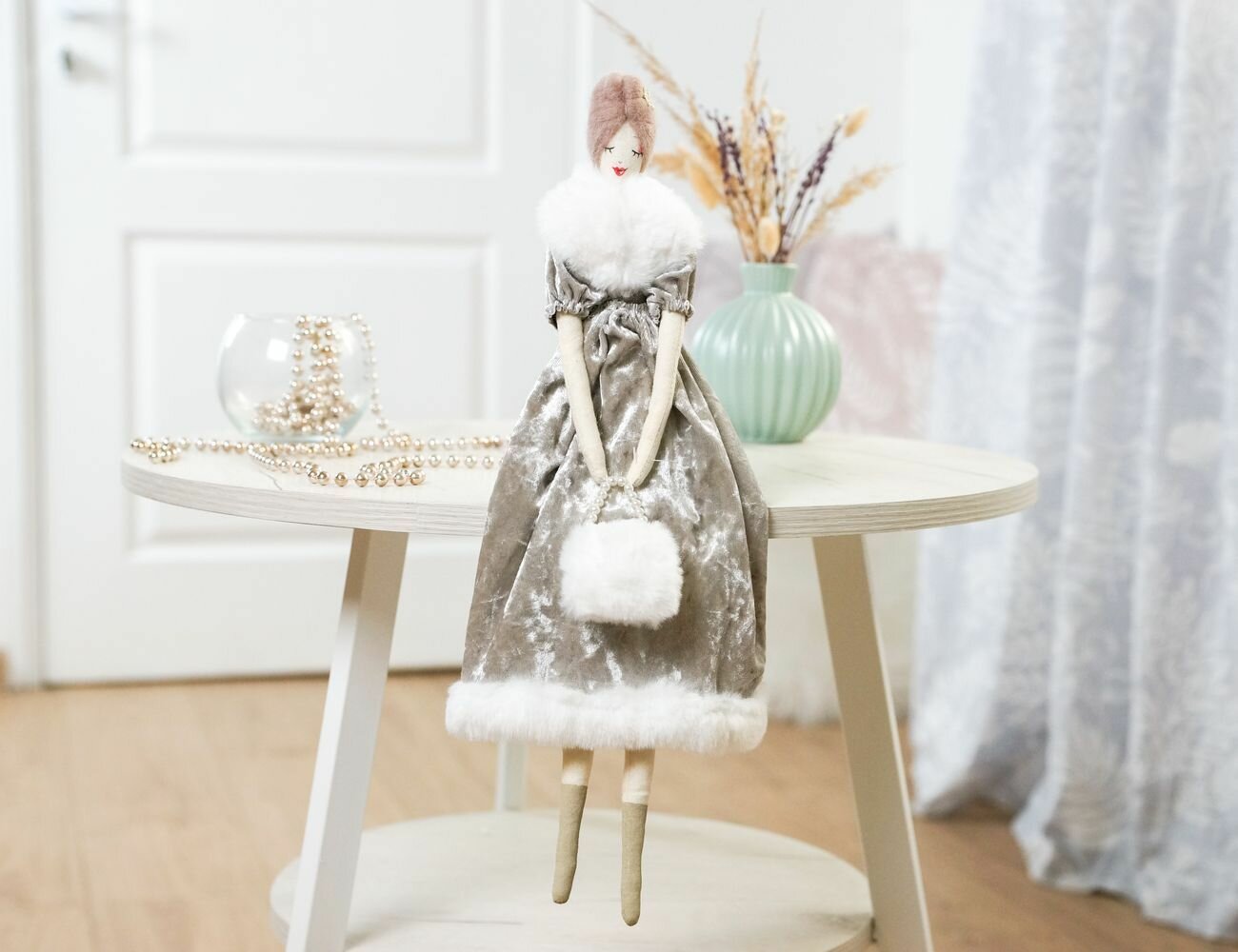 Интерьерная кукла мадемуазель С сумочкой, полиэстер, серебристая, 47 см, Edelman 1087065-1