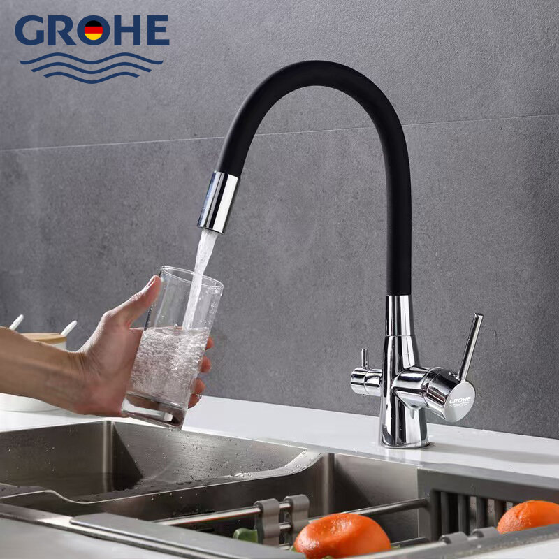 Кухонный смеситель Grohe 3-в-1 с поворотным изливом из силиконового материала.