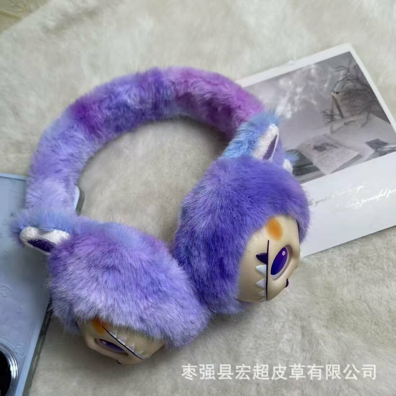 Эти зимние теплые наушники из ПВХ, выполненные в форме плюшевых кукол, защищают от ветра и холода, обеспечивая тепло и комфорт для детей.